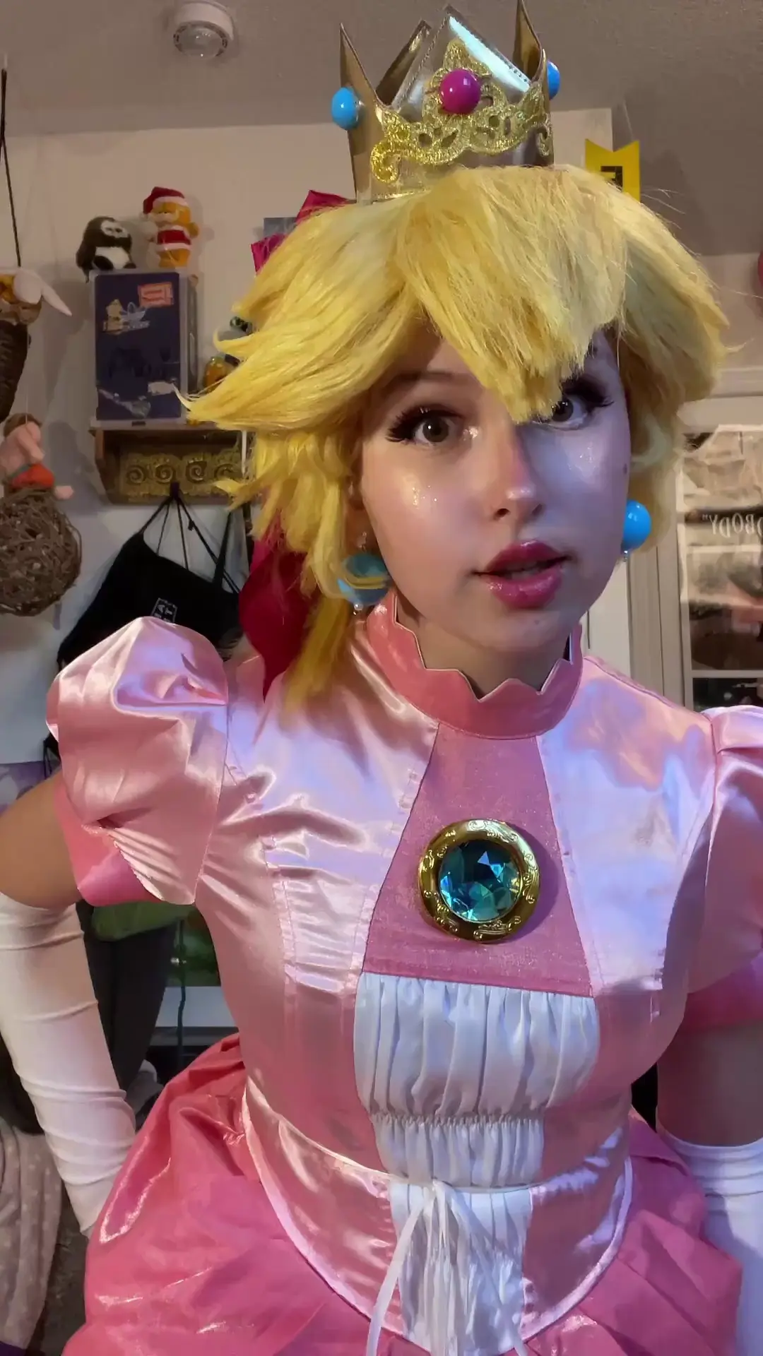 Princess peach cosplay | Scrolller