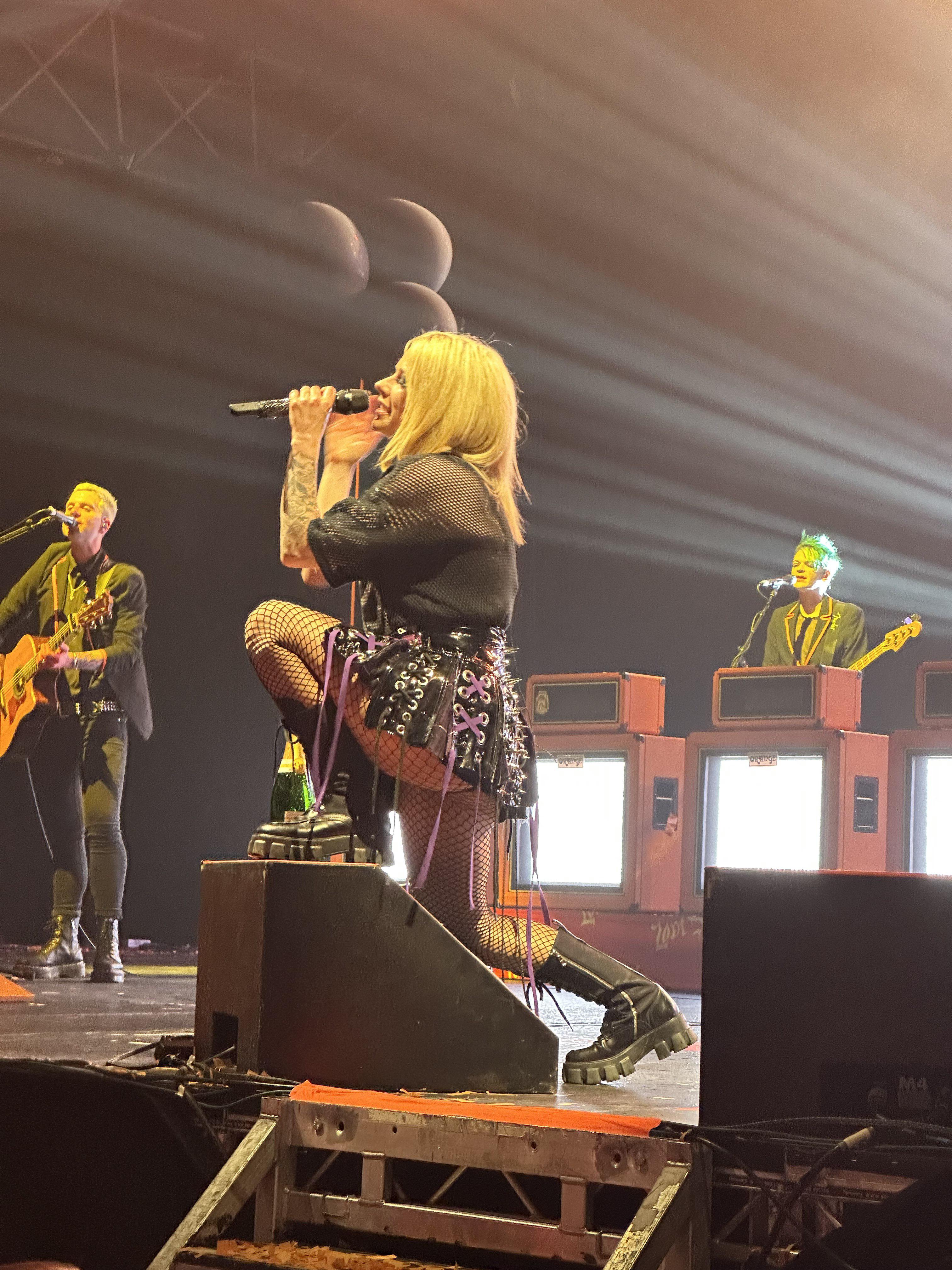 Avril Lavigne x3 | Scrolller