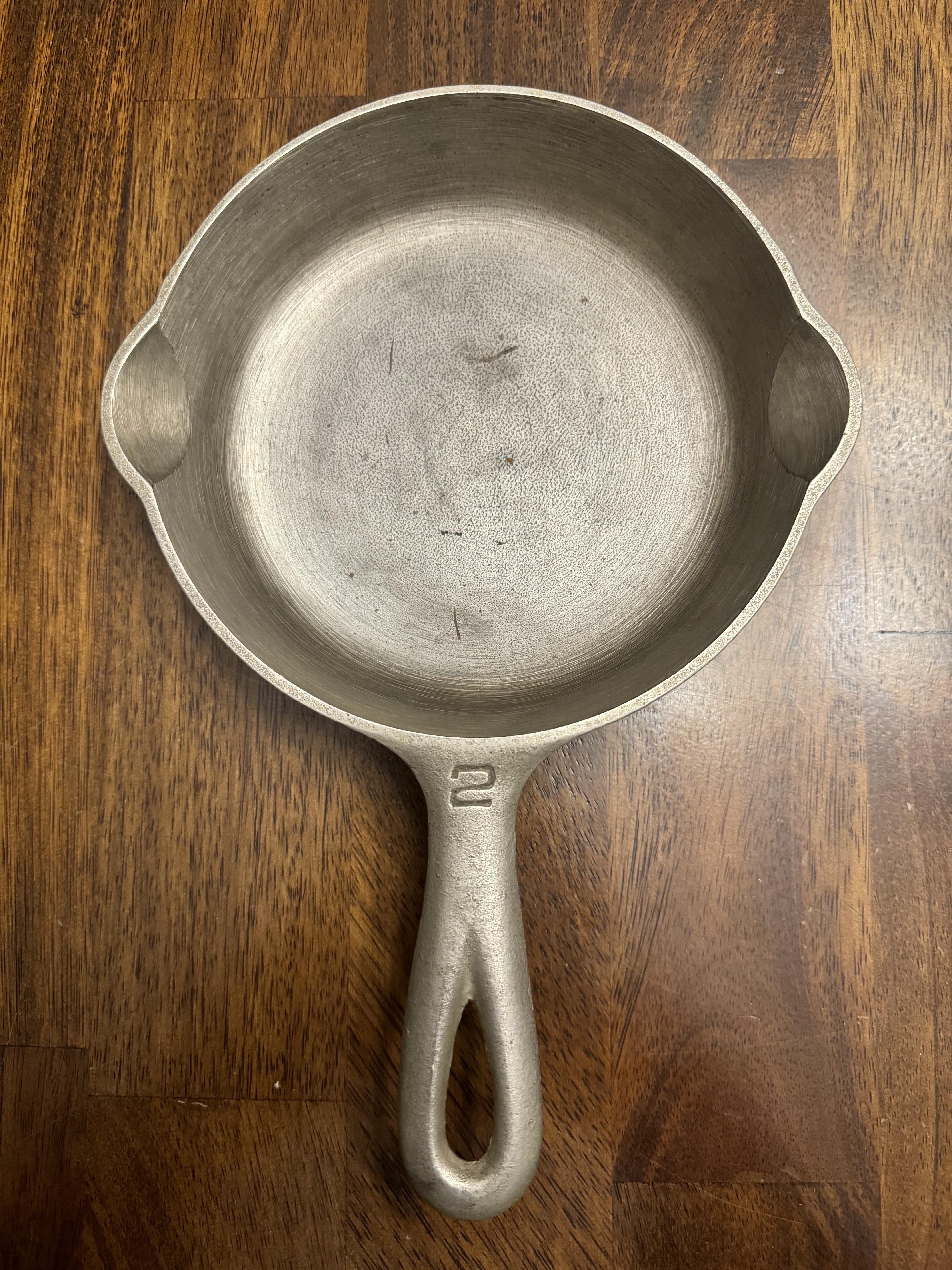 Help Identifying an old Griswold | Scrolller