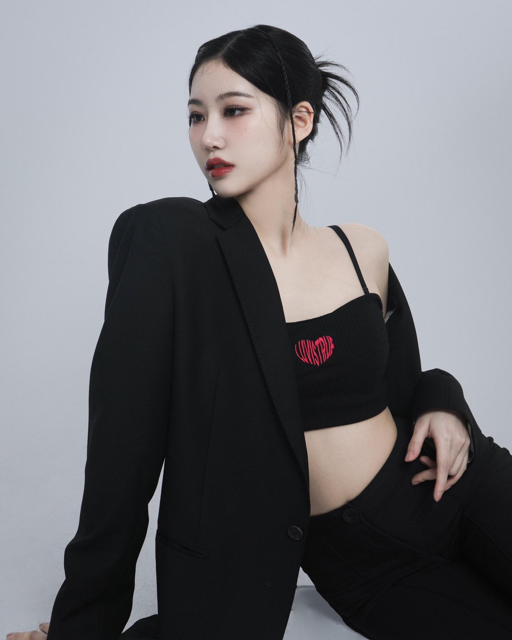 ViV - VELLA (Member Introduction Photos) | Scrolller