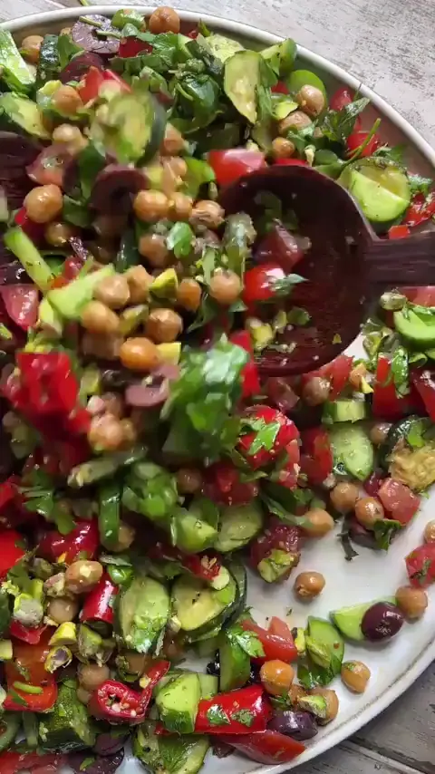 Roasted Pepper & Chickpea Salad | Scrolller