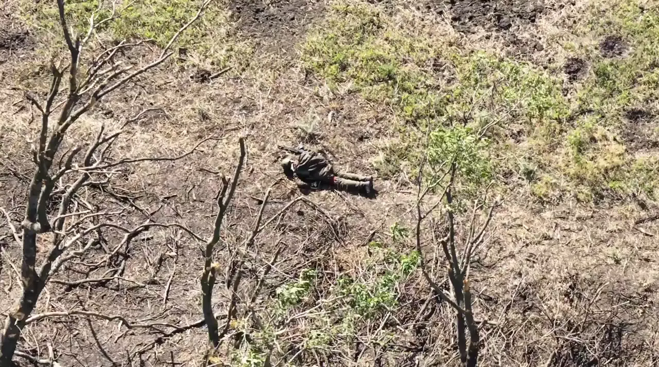 Russian soldier playing dead takes a direct hit from an FPV drone. Video by the Strike Drone ...
