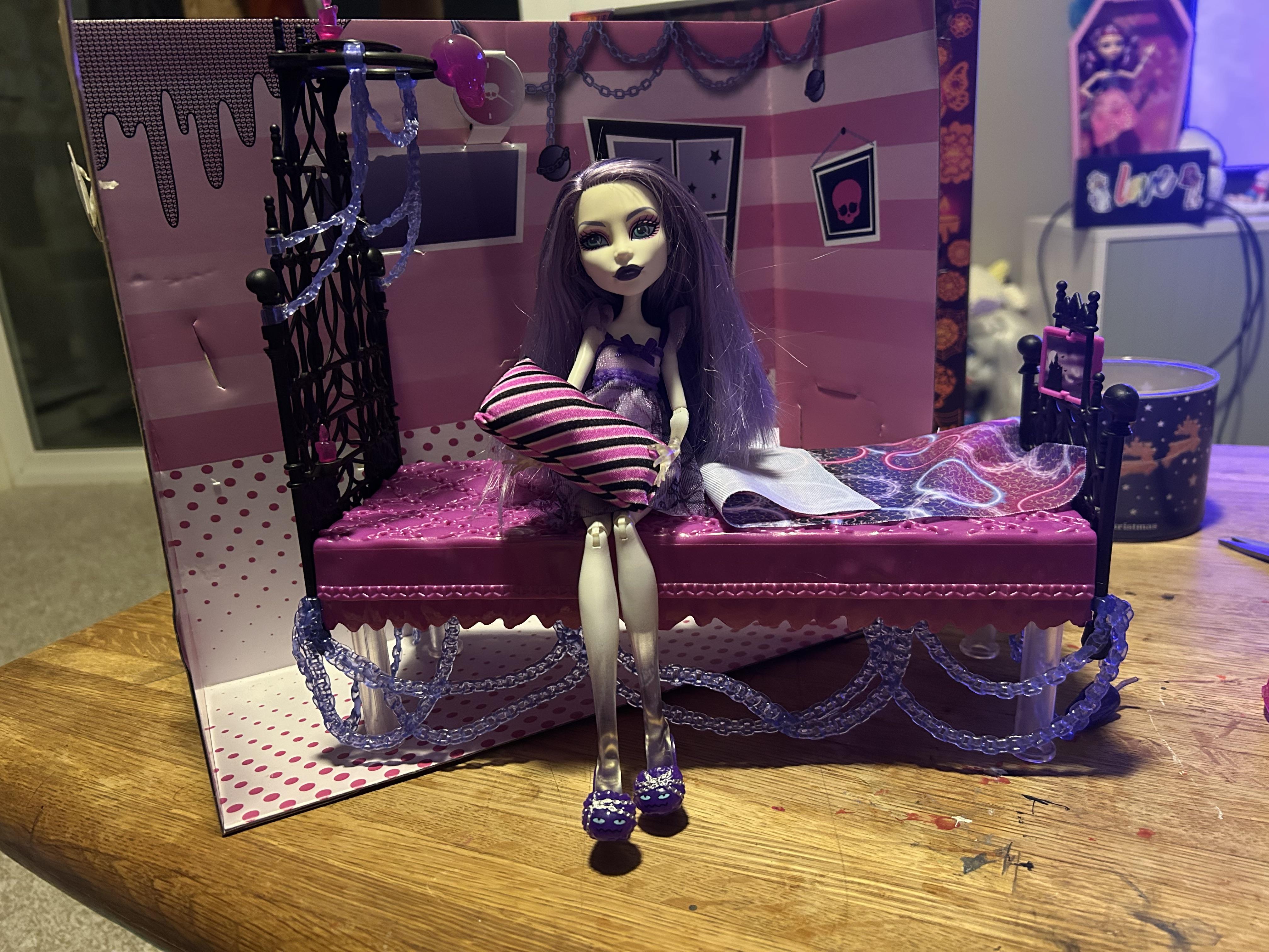 Spectra’s floating bed playset! | Scrolller