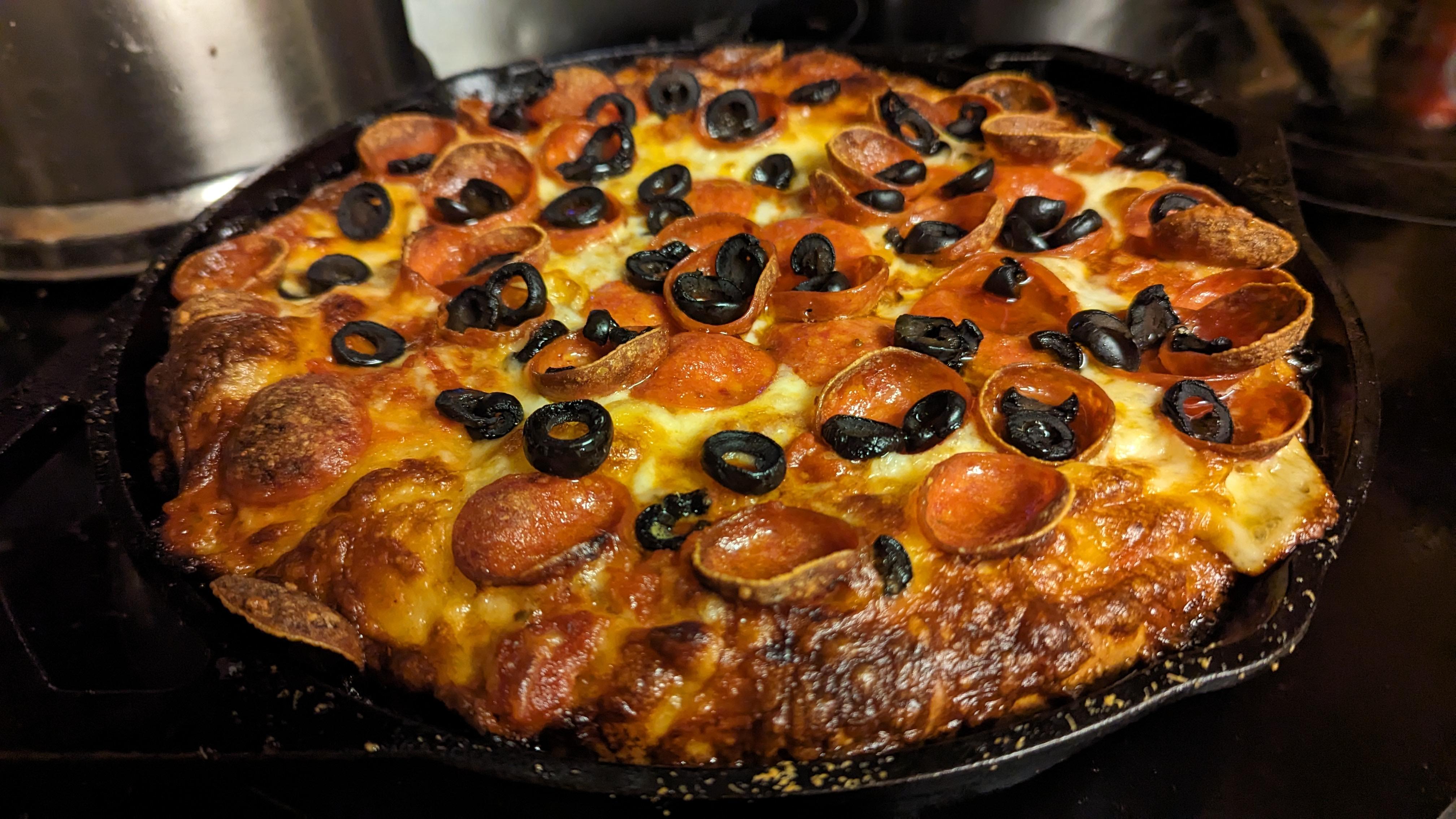 [homemade] castiron pan pizza | Scrolller
