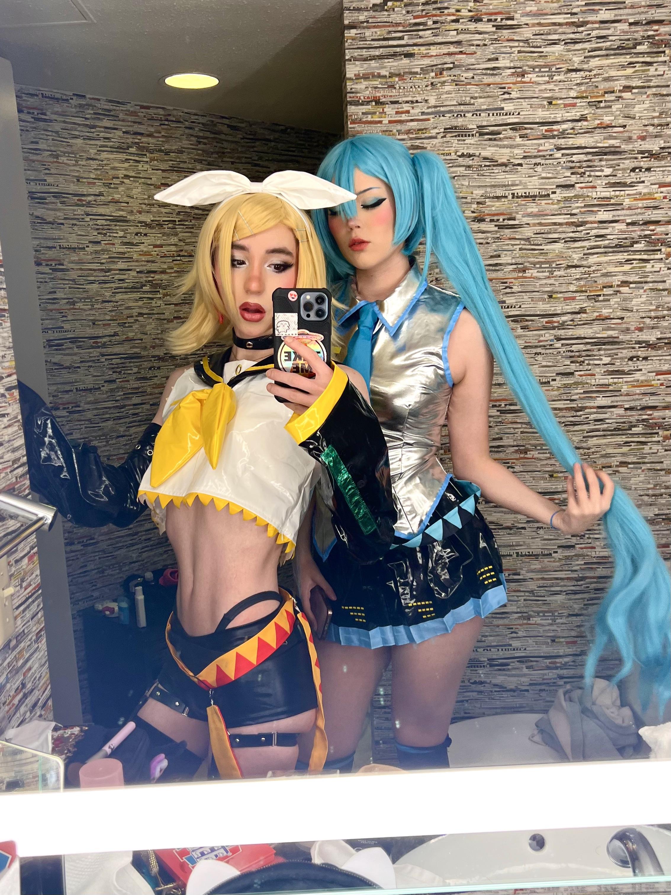 Rin + Miku! | Scrolller