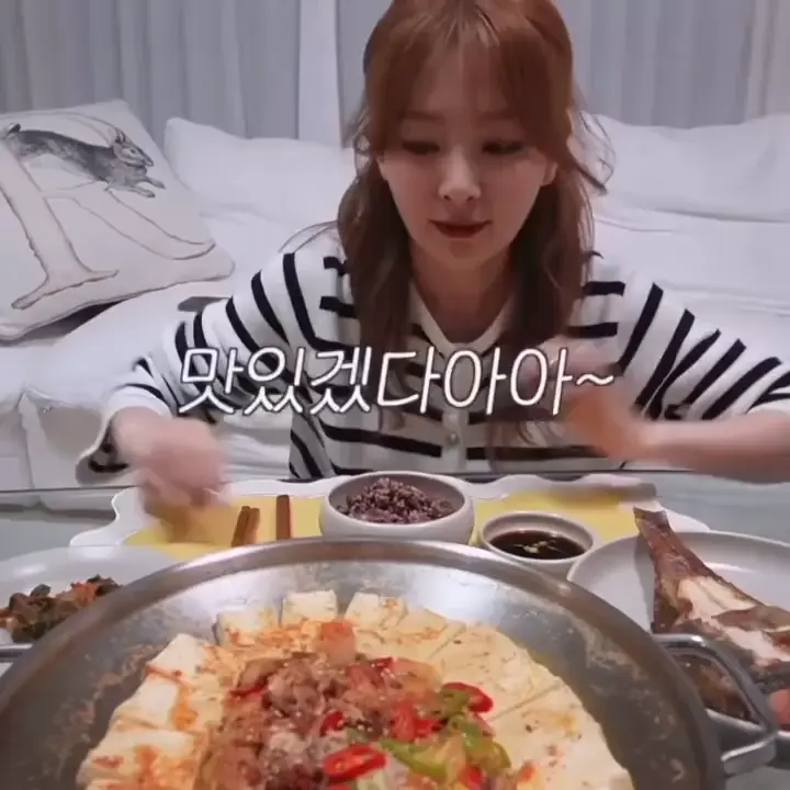 Seulgi eating | Scrolller