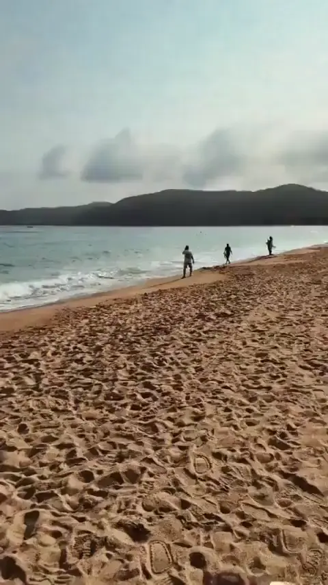 Shooting a beach scenery | Scrolller