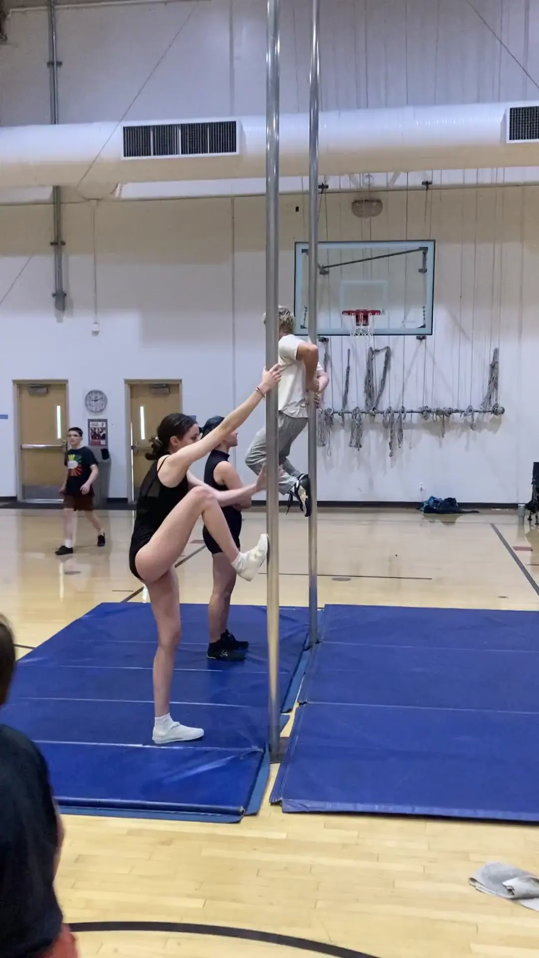 Short chinese pole sequence :) | Scrolller