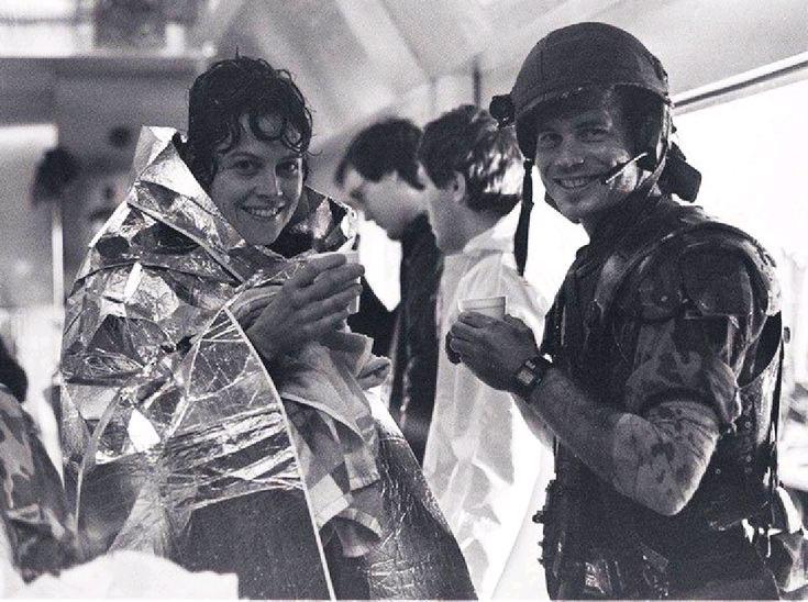 Sigourney Weaver and Bill Paxton behind the scenes during the filming of Aliens - 1986 | Scrolller