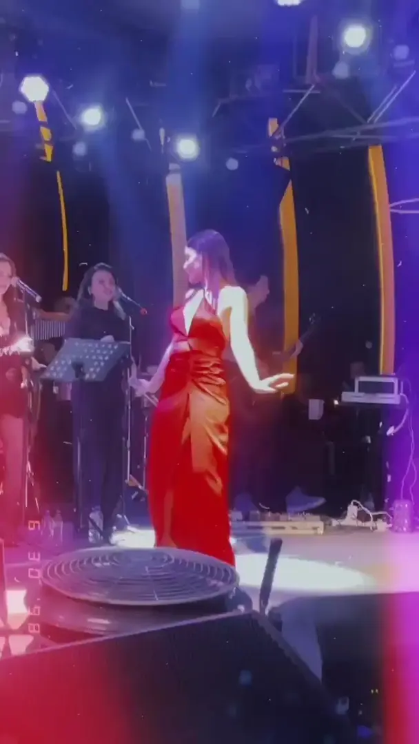 Simge Sağın | Scrolller