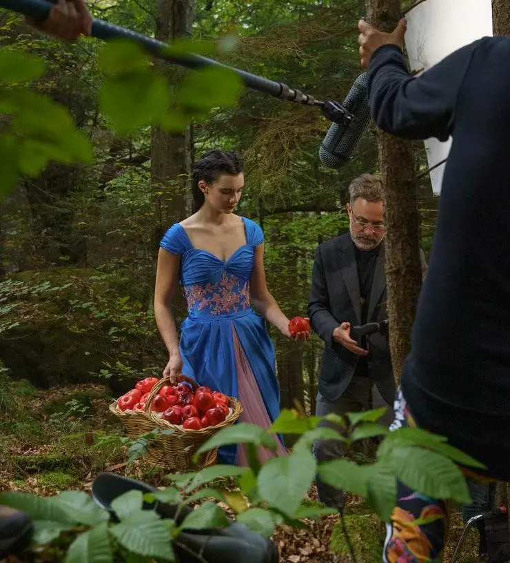 Snow White and the One Dwarf | Scrolller