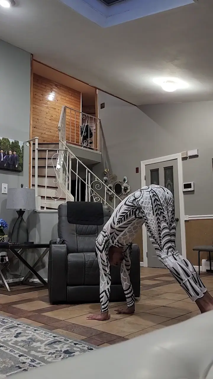 Straddle compression sequence practice in a new costume | Scrolller