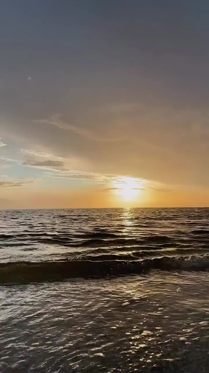 Sunsets on the beach are the best. Change my mind | Scrolller