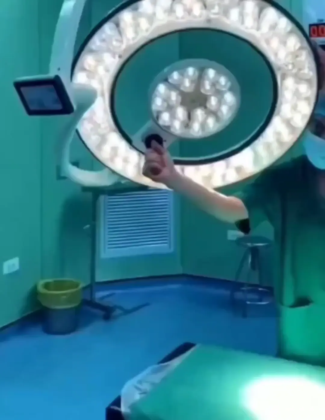 Surgical lights cast no visible shadow | Scrolller