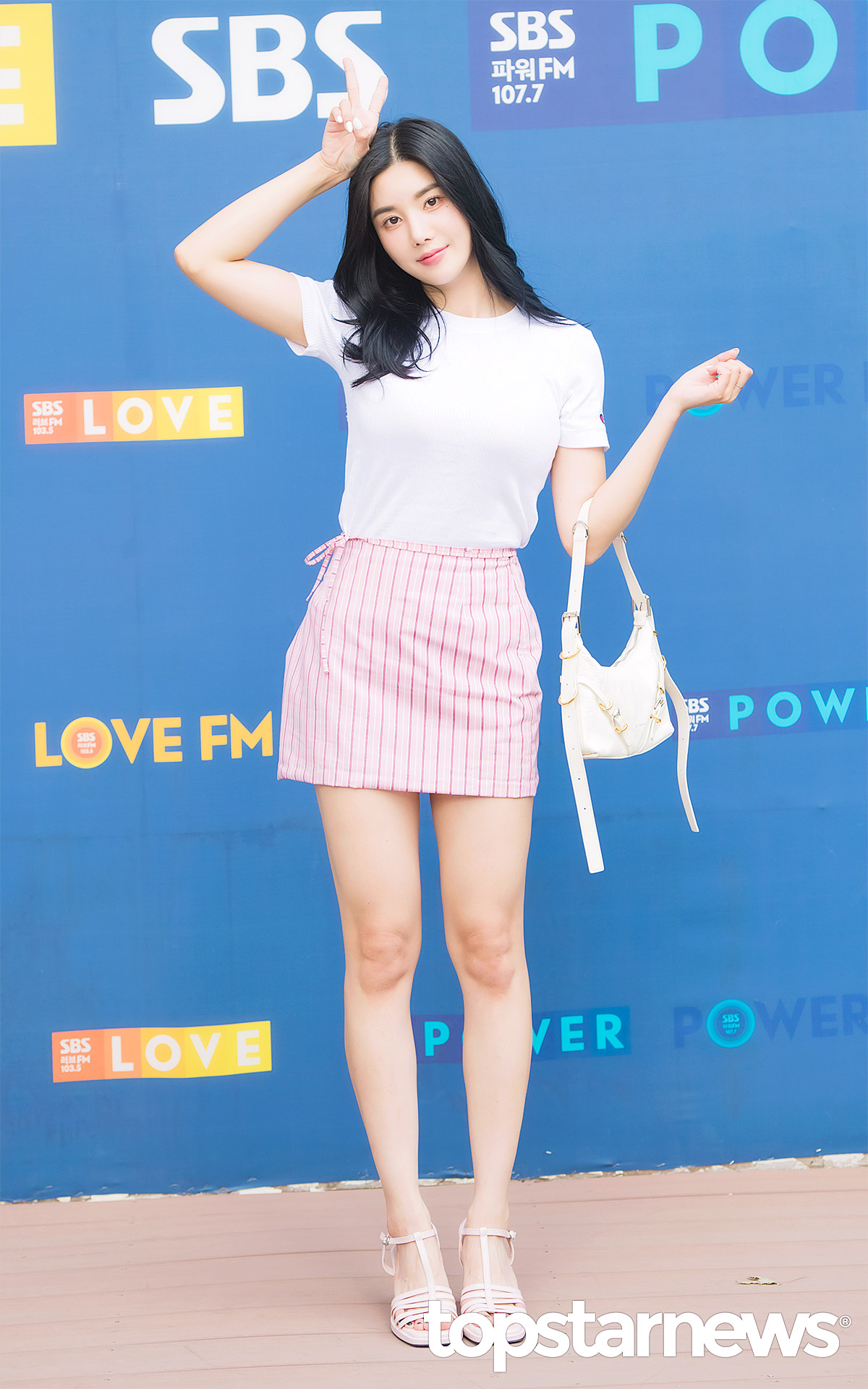 IZ*ONE - Eunbi | Scrolller