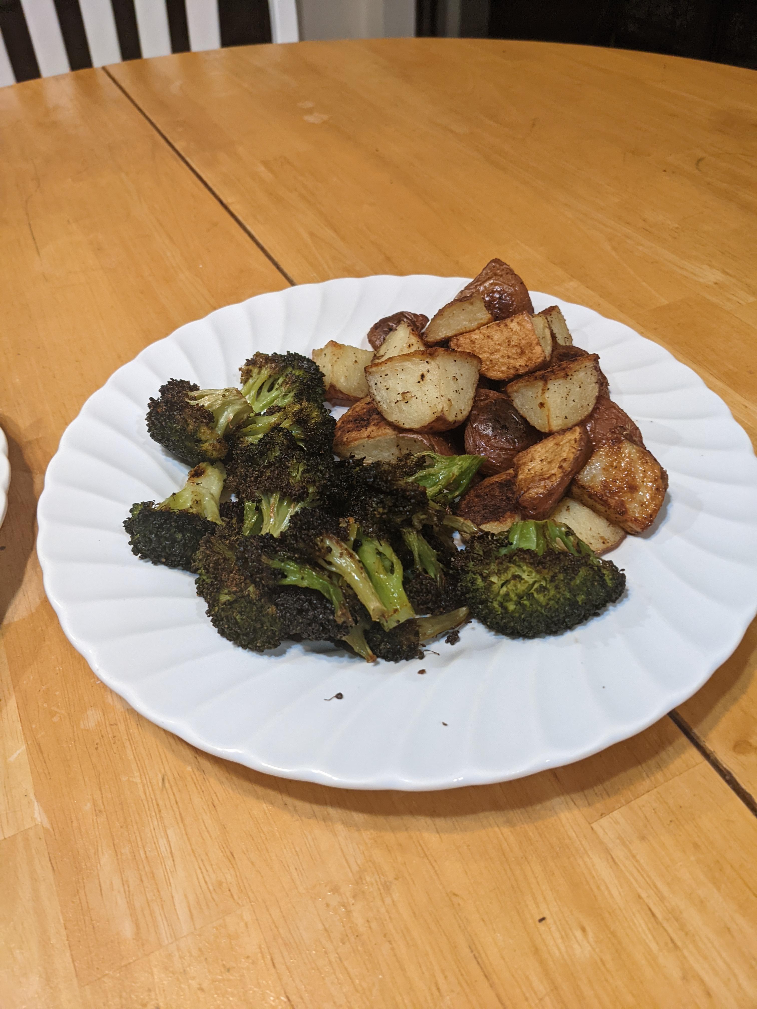 [Homemade] Ribeye steak with oven roasted red potatoes and broccoli. | Scrolller
