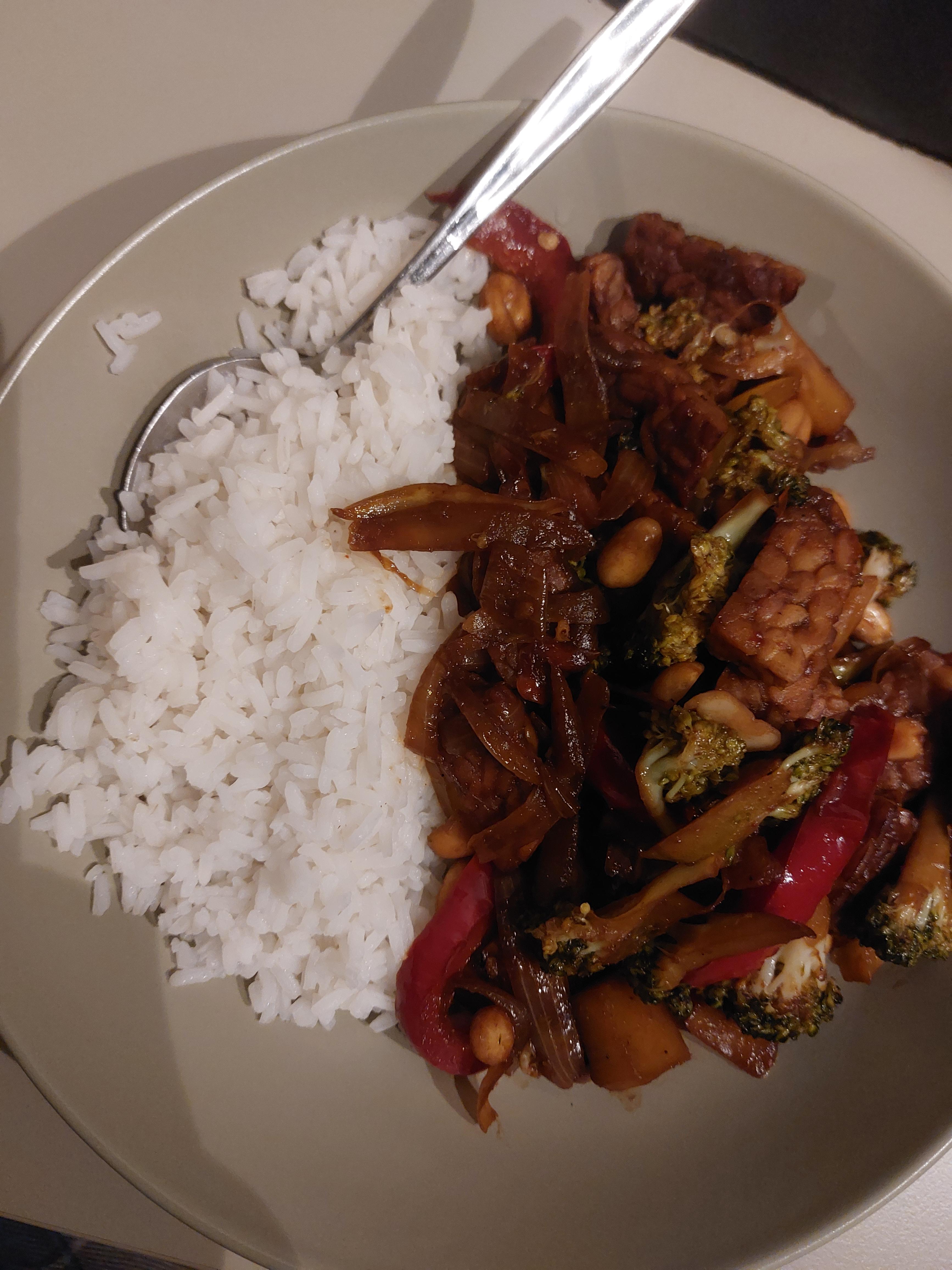 Tempeh wok with ketjap and peanuts | Scrolller