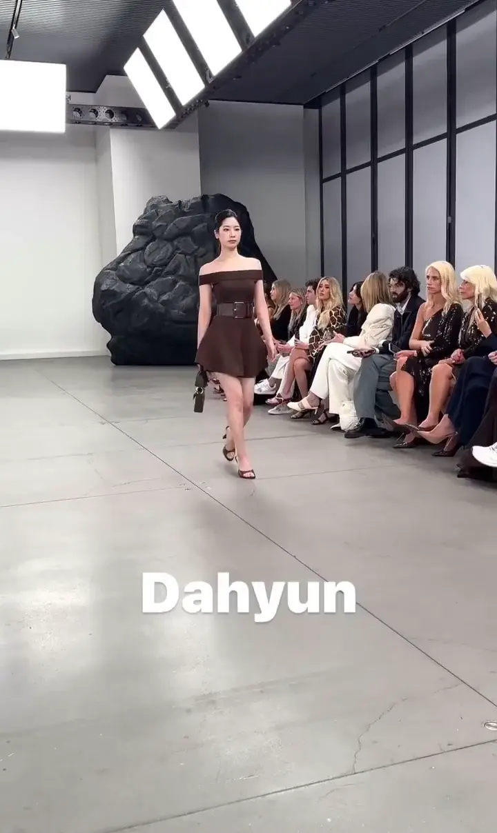 The elegance and perfection of model Dahyun | Scrolller