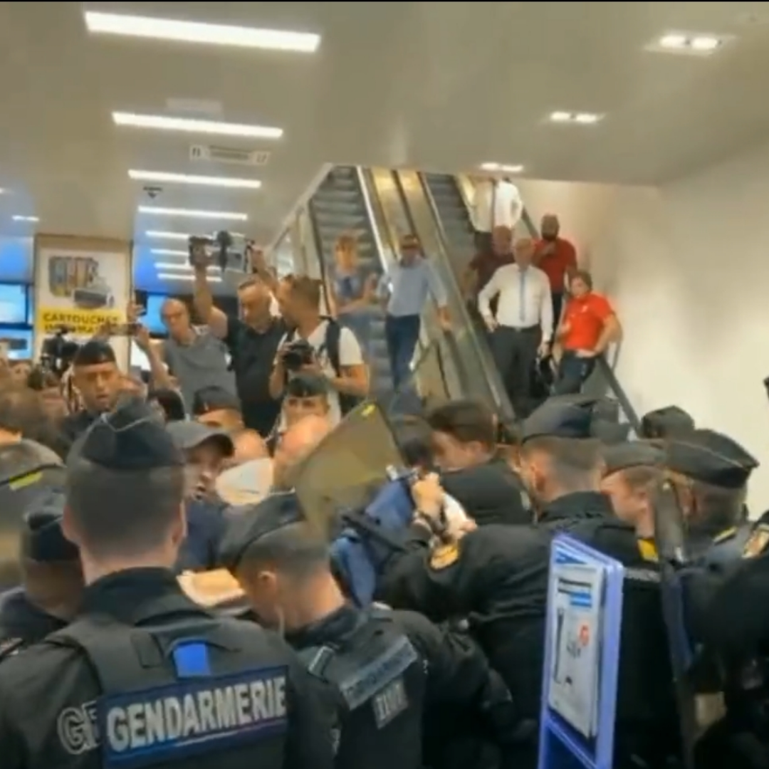 The Guy On the Escalator Be Like . . . | Scrolller