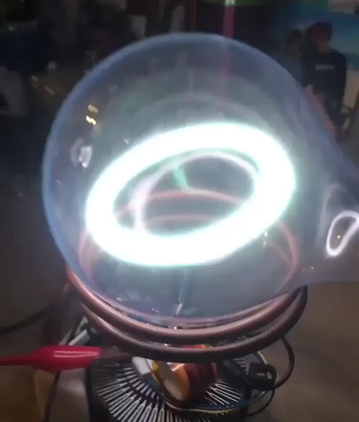 The mesmerizing beauty of the plasma lamp | Scrolller