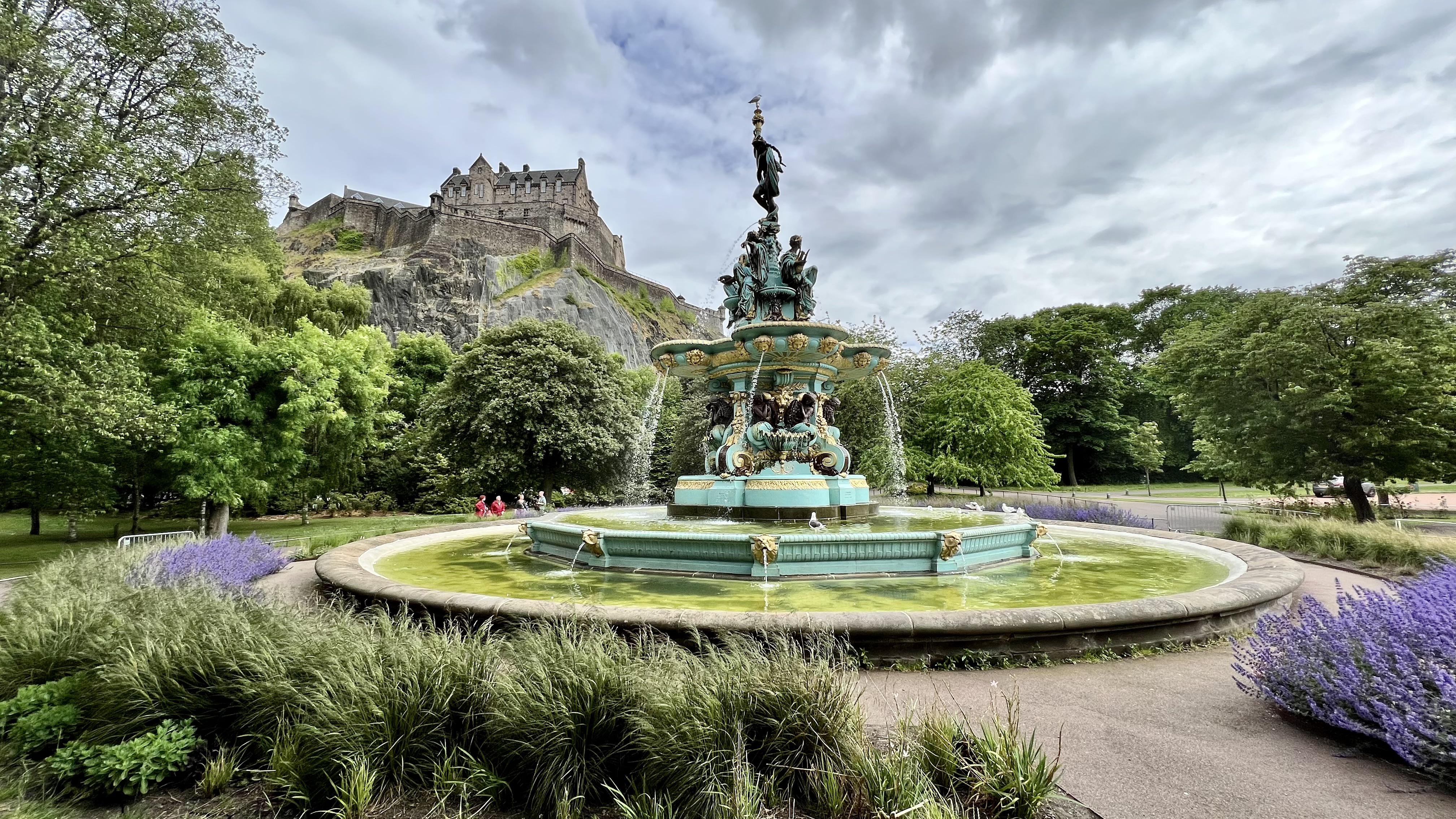 The Ross Fountain & Edinburgh Castle | Scrolller
