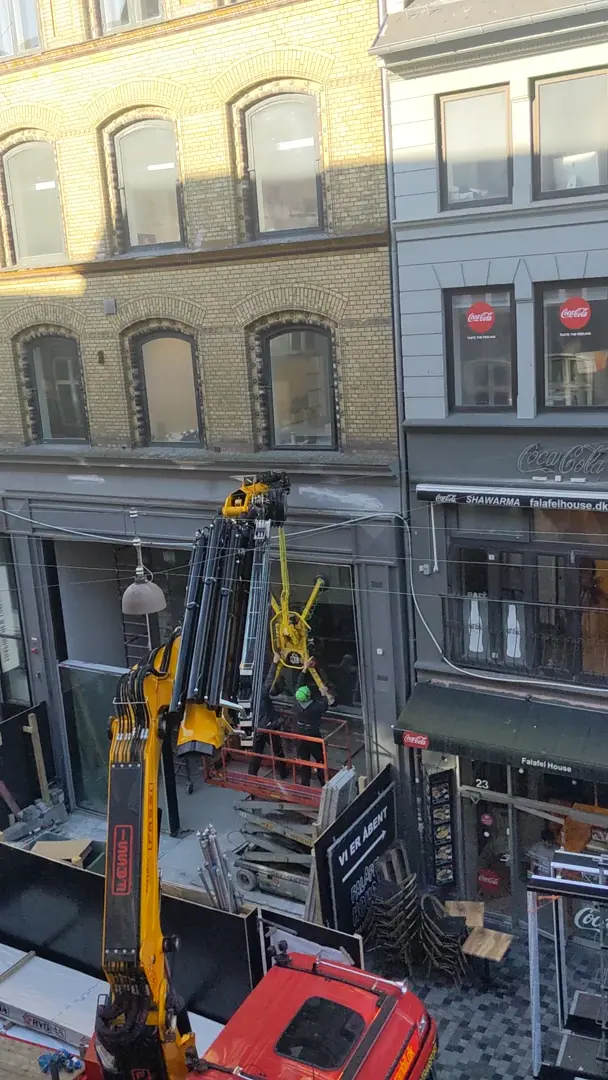 This hydraulic lift/crane with attachment for moving large panes of glass | Scrolller