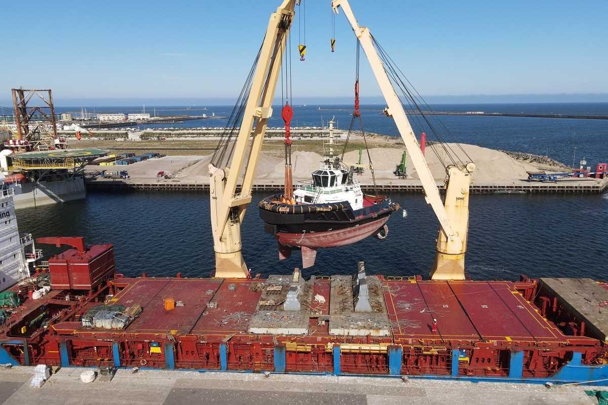 Tug delivery | Scrolller