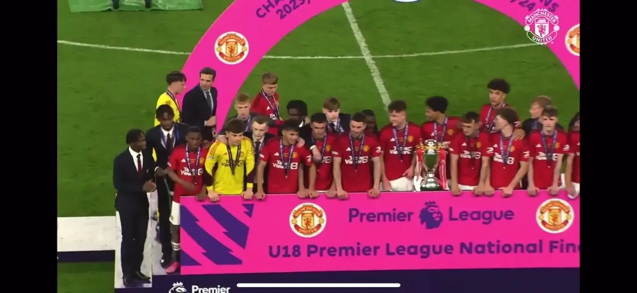 U18 Trophy lift | Scrolller