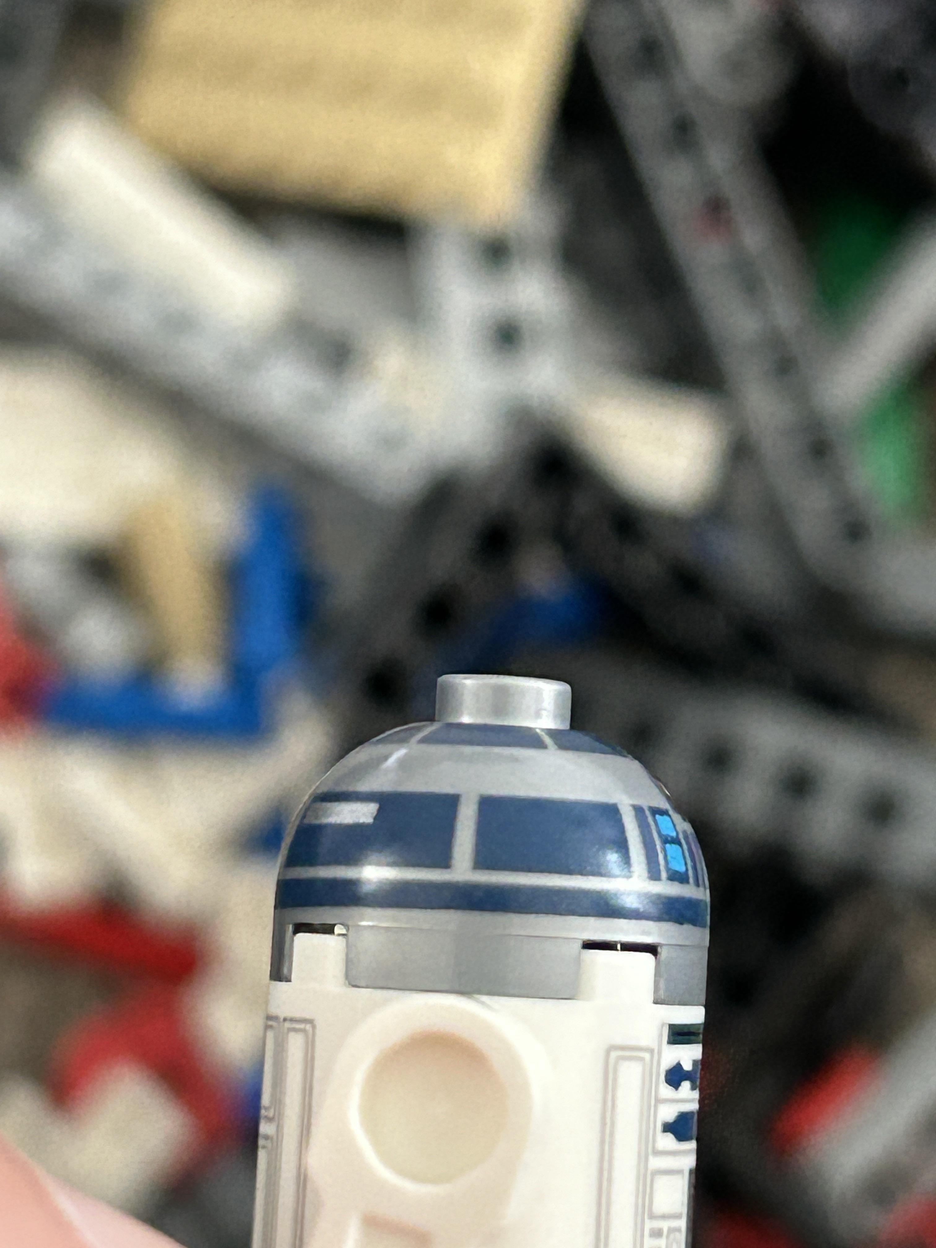 Wonky R2-D2 | Scrolller