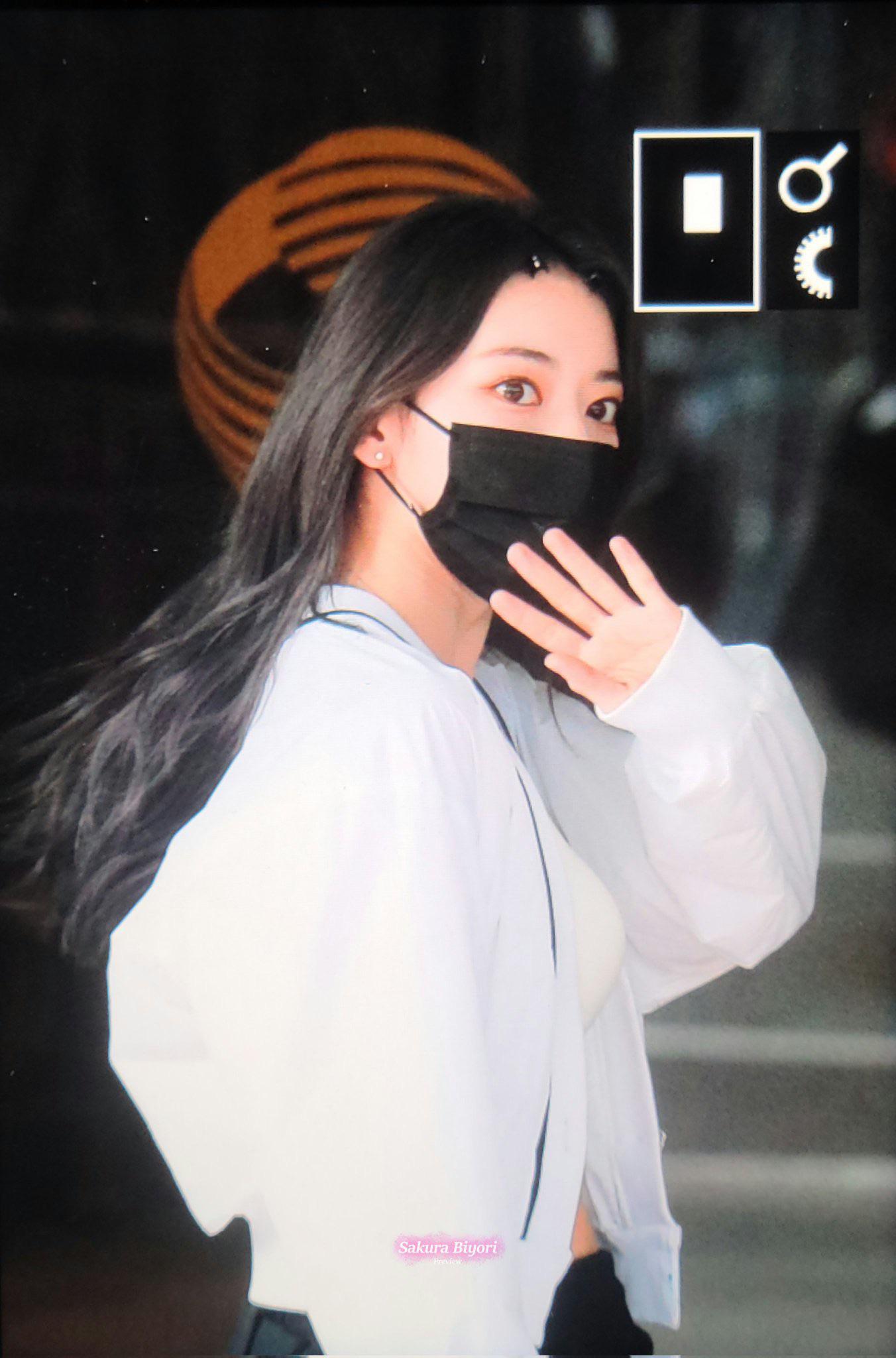 220506 Miyawaki Sakura And Kim Chaewon @ Music Bank | Scrolller