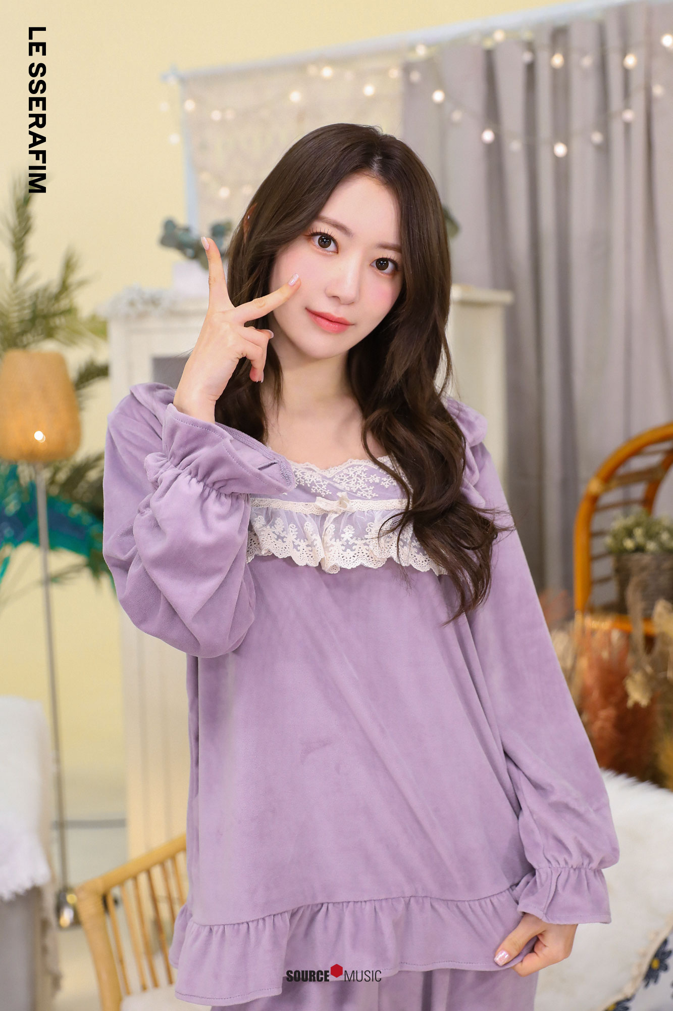 221029 LE SSERAFIM Weverse Update // Sakura | Scrolller