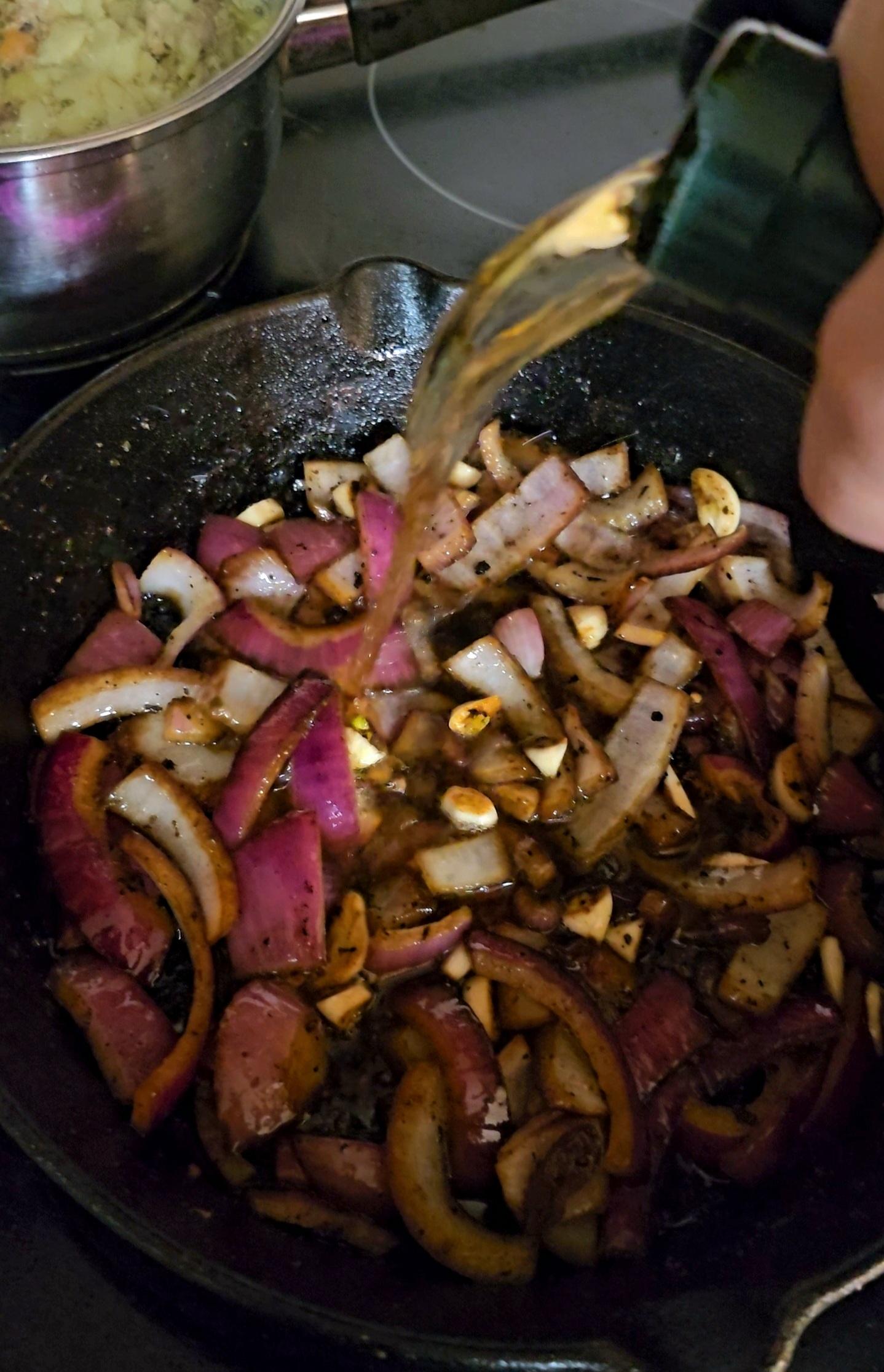 Whiskey Braised Short Rib Sliders | Scrolller