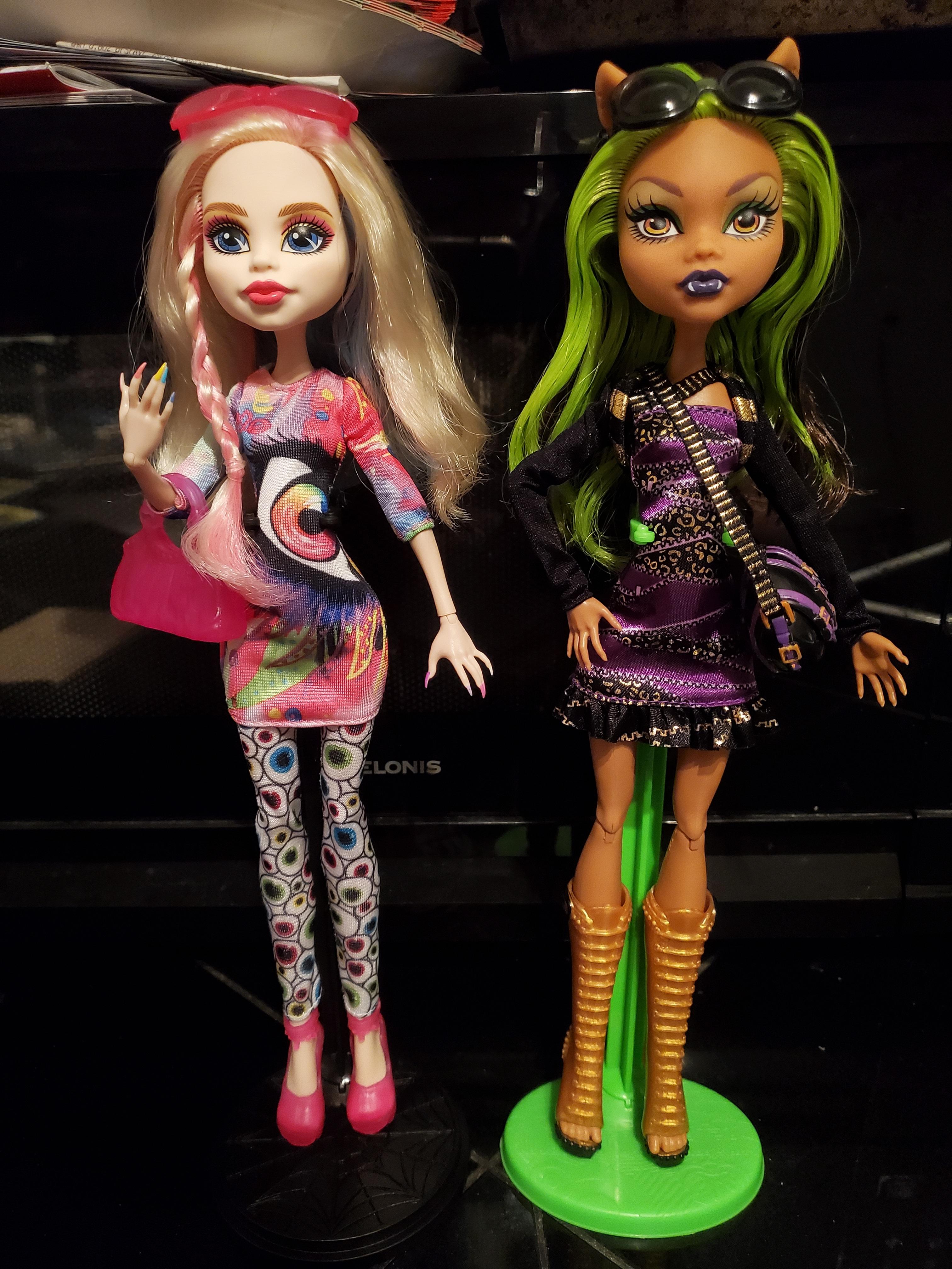 Wolves' Night Out! | Scrolller