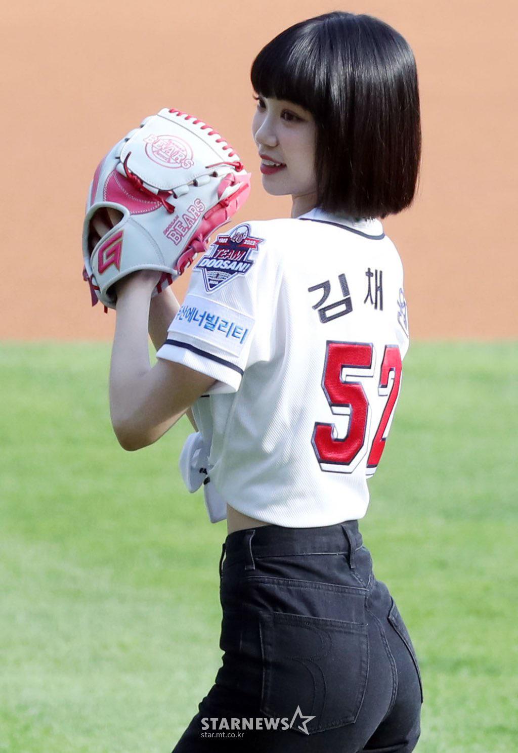 220507 Kim Chaewon And Hong Eunchae @ Doosan Bears | Scrolller