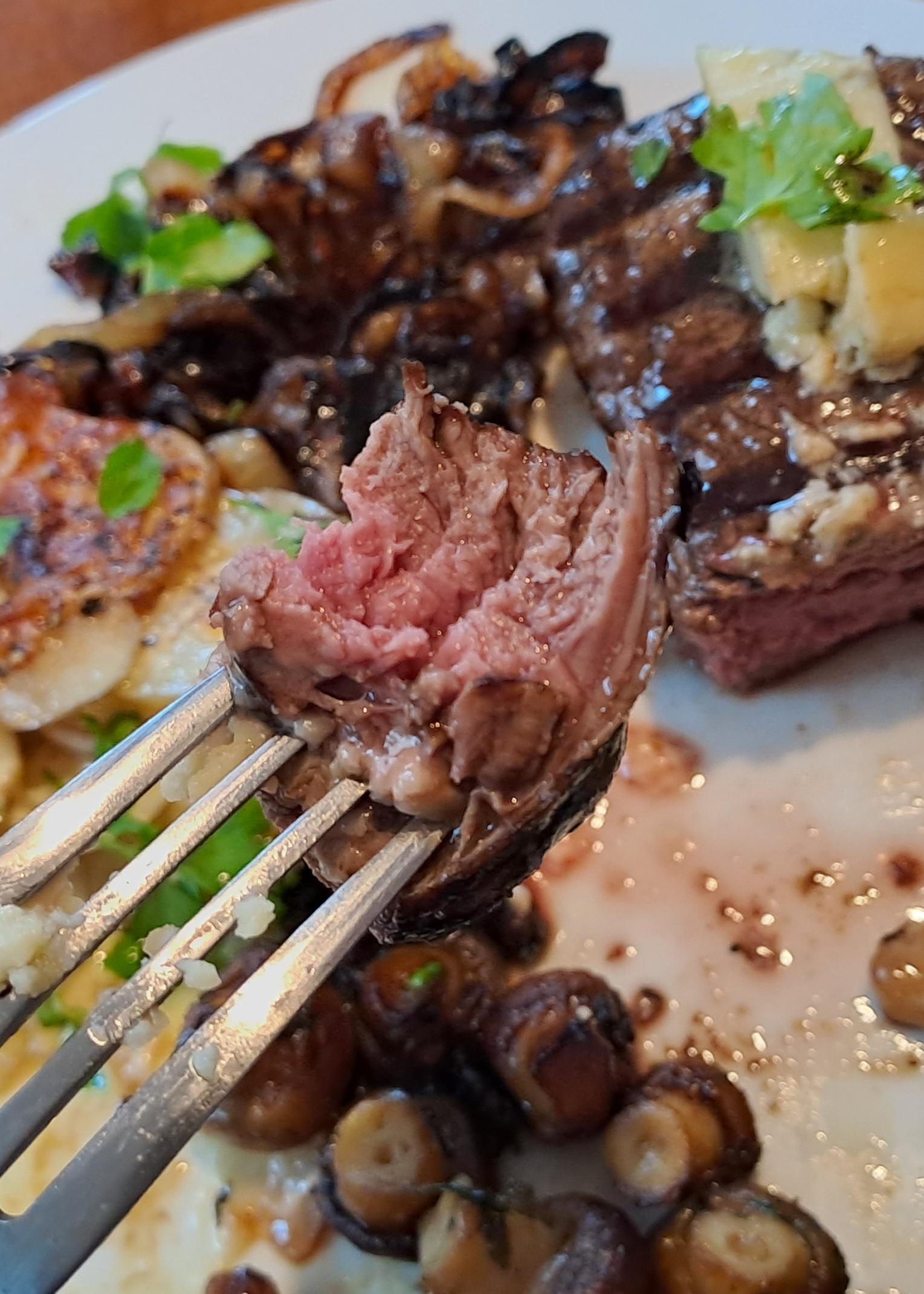 [Homemade] Fillet steak topped with blue cheese, served with potato gratin, garlic mushrooms ...