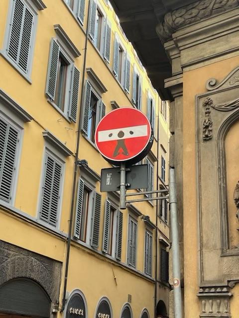 Funny stop signs in Florence | Scrolller