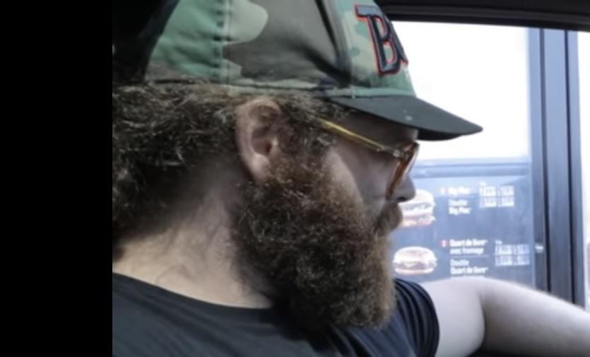 Can someone help me find the name of those frames? | Scrolller