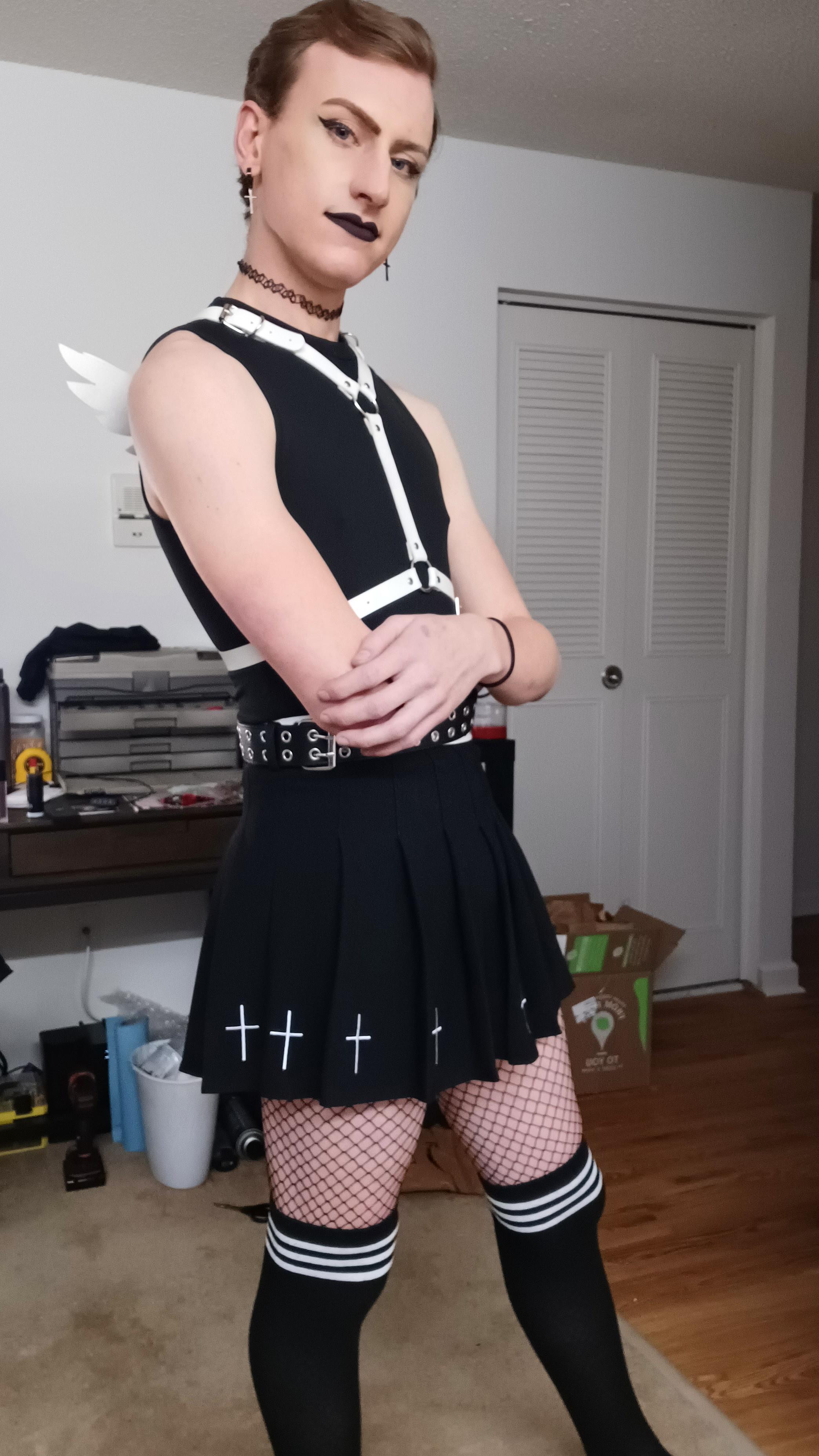 I don't necessarily pass but I do look hot which is what's important | Scrolller