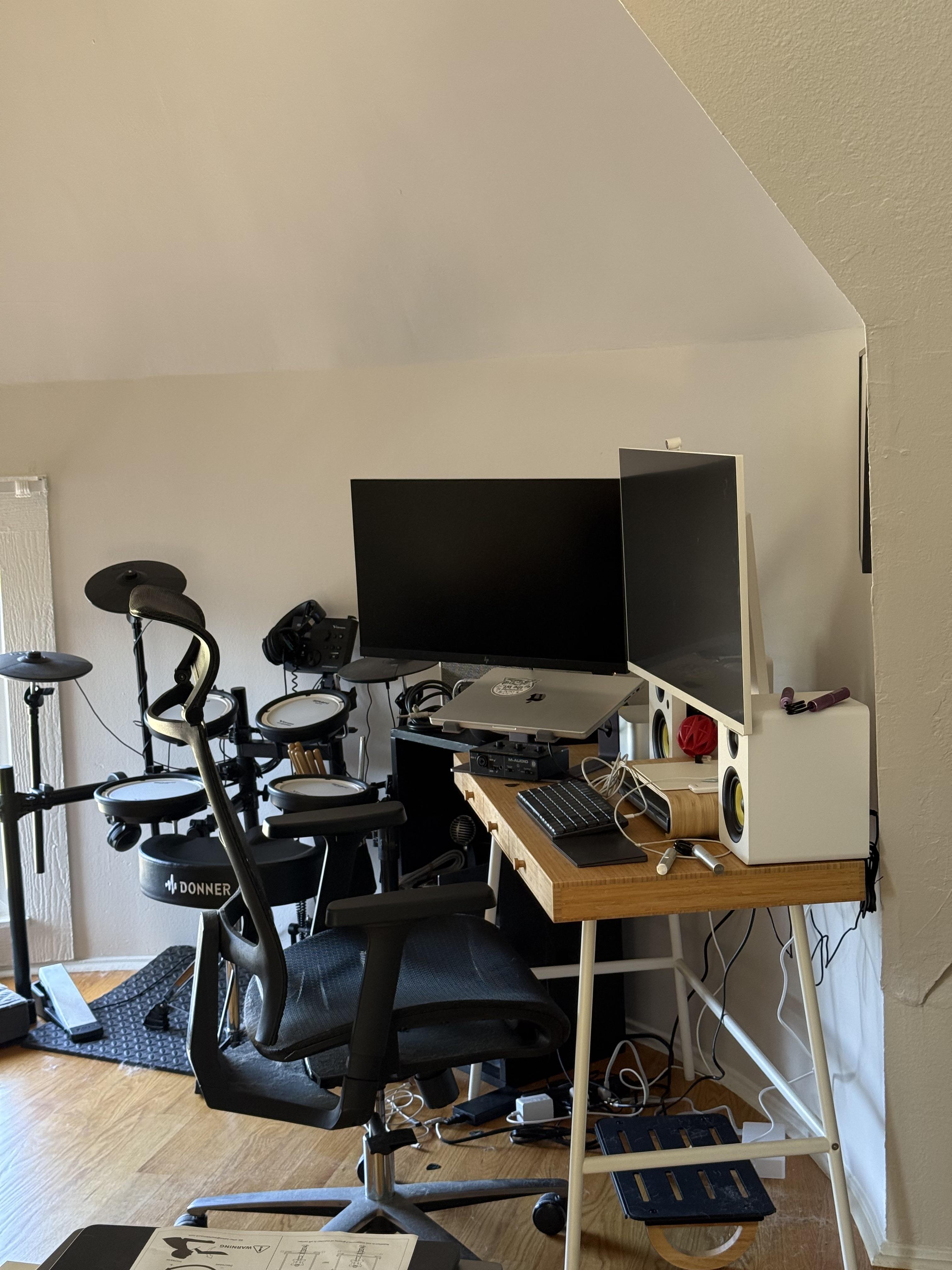 Dual workstation M4 MBP and Mac Studio | Scrolller