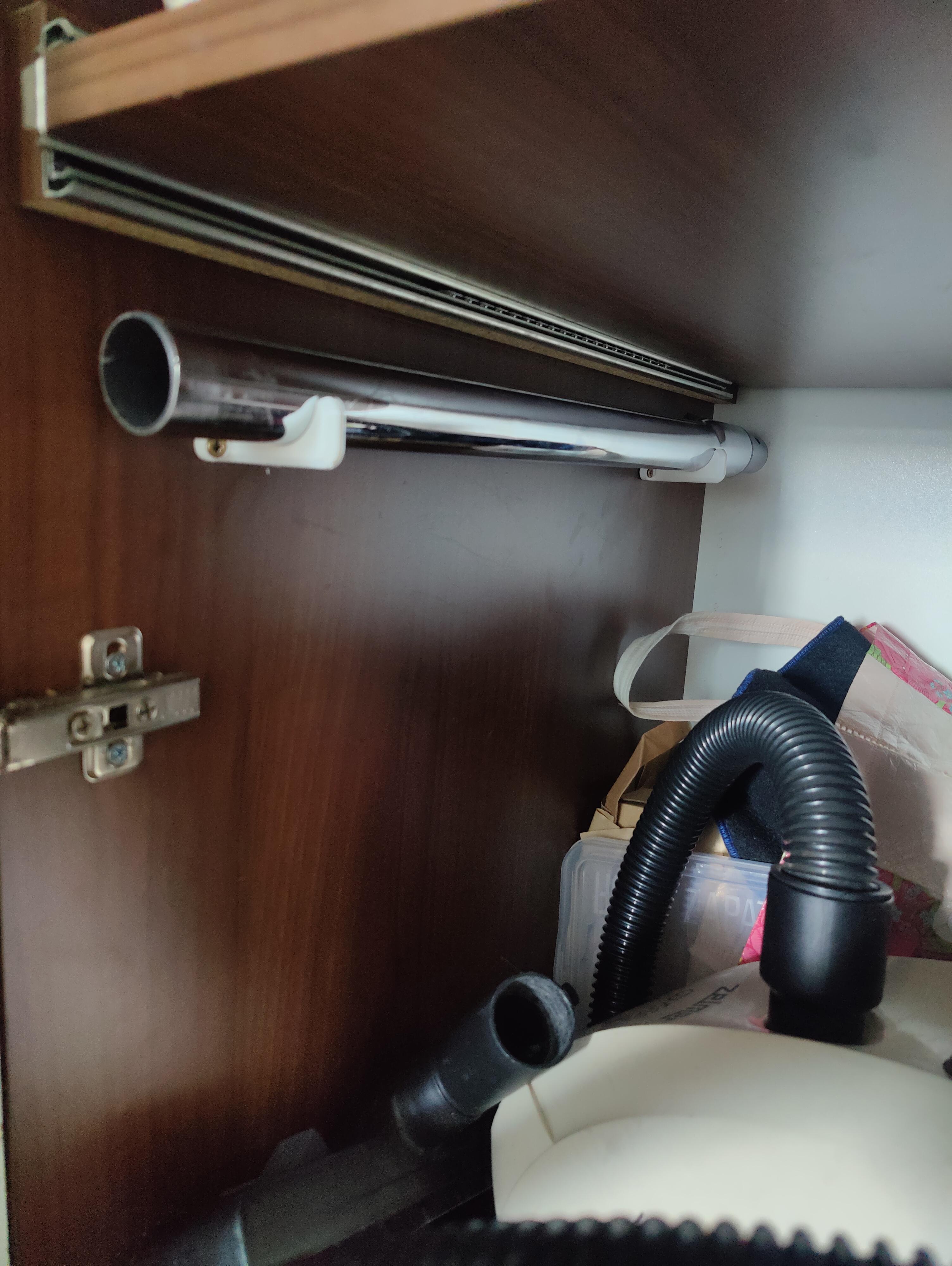 Vacuum cleaner pipe holder | Scrolller