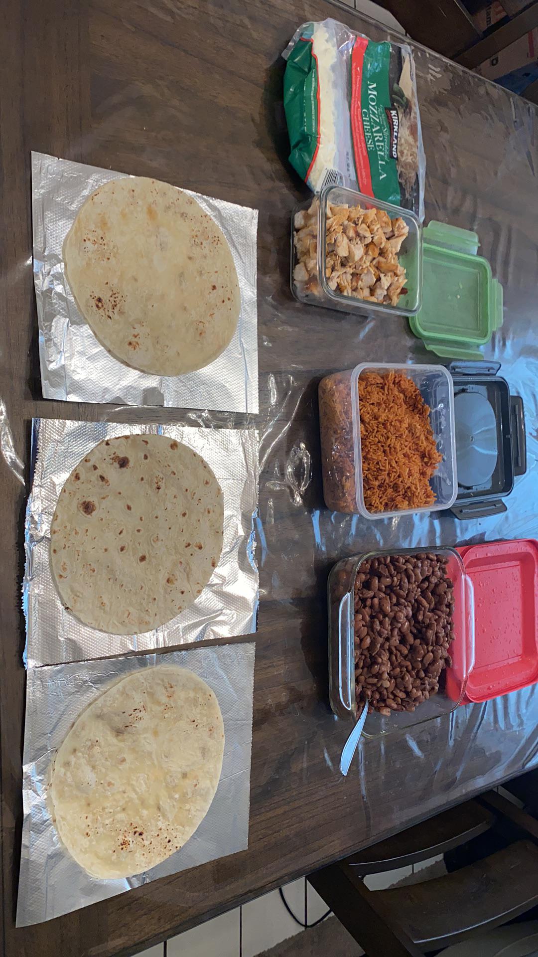 [Homemade] Chicken, Mexican style rice, pinto beans and mozzarella cheese burritos. Made a bulk ...