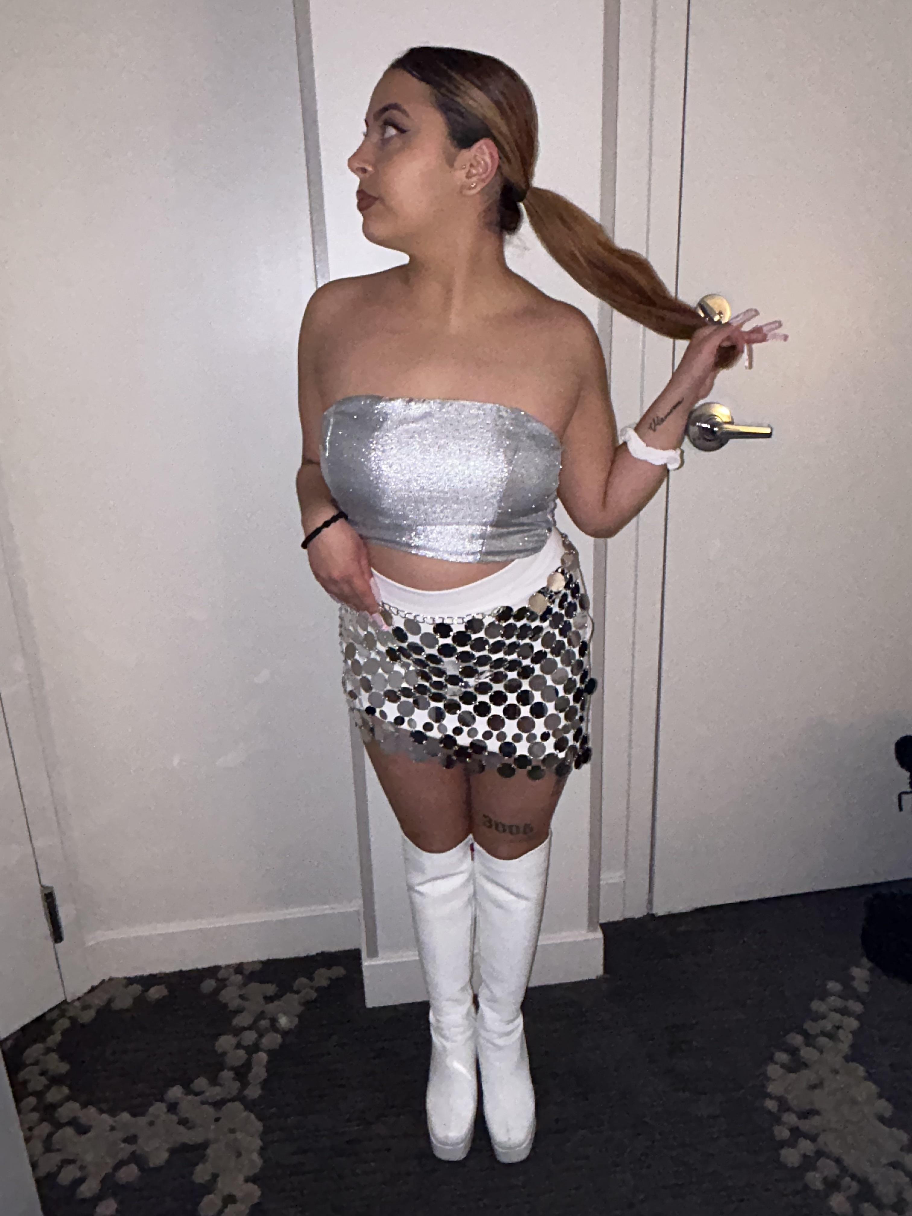 Can someone add my jewelry from the last two photos to the first ones without making it obvious ...