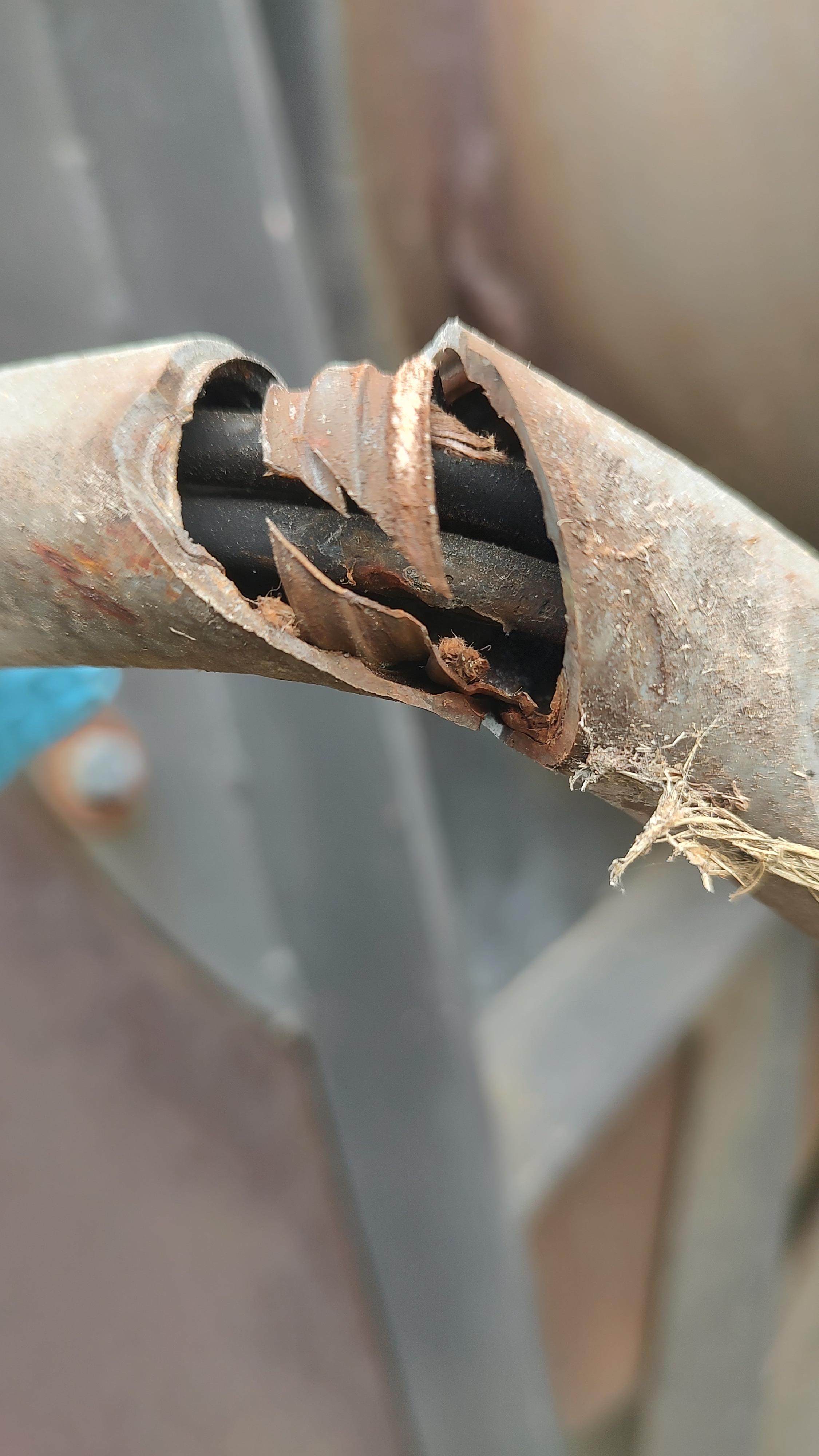 No grounding wire. | Scrolller