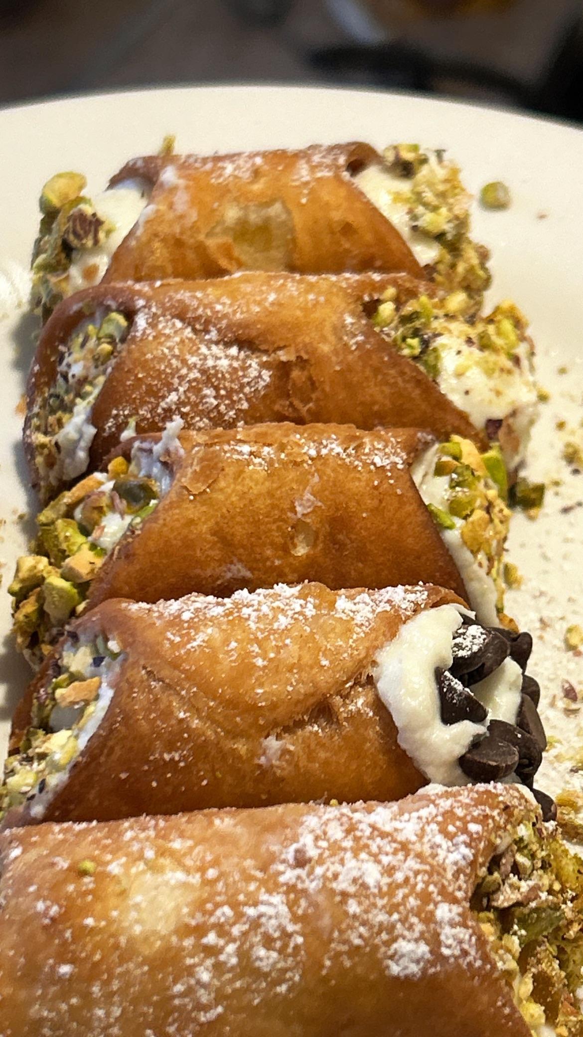 [Homemade] My third attempt at cannoli – crispy shells and creamy ricotta filling! | Scrolller