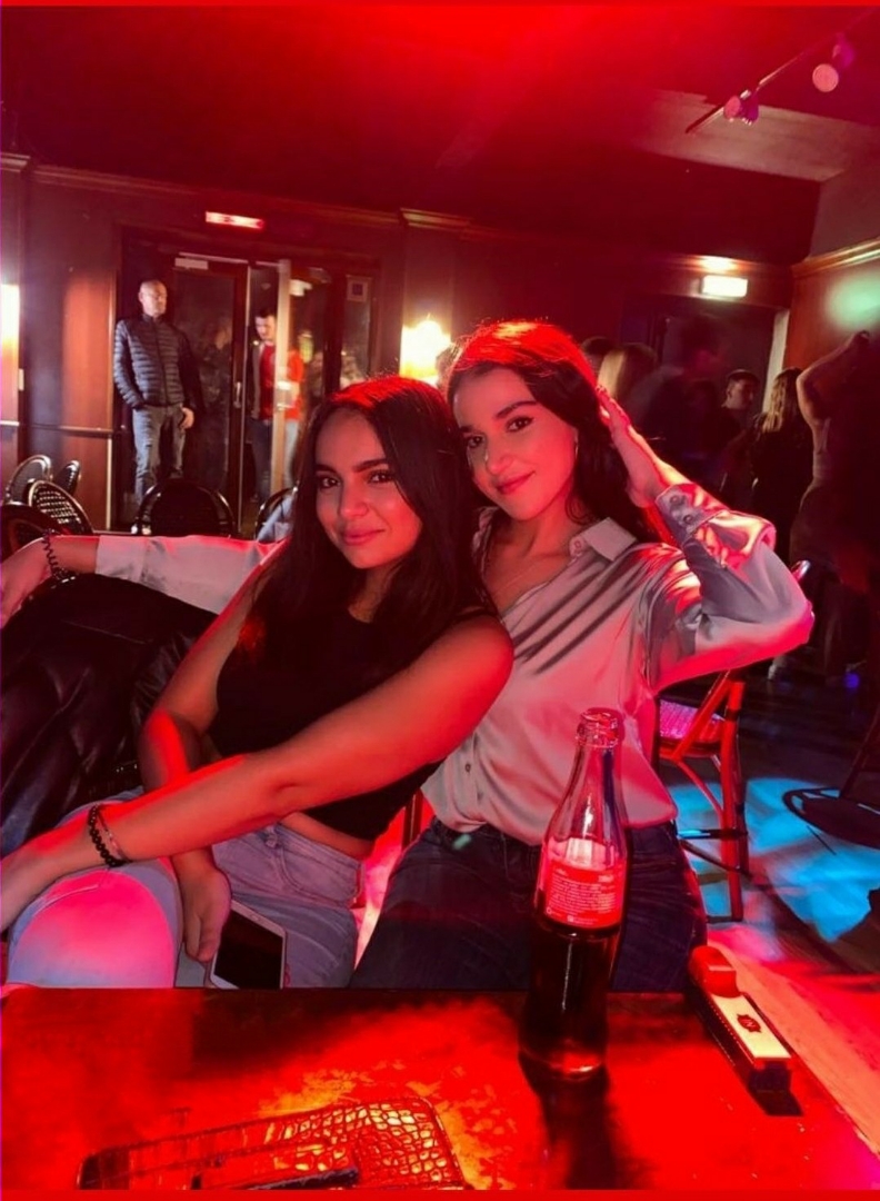 [2] who are you choosing? | Scrolller