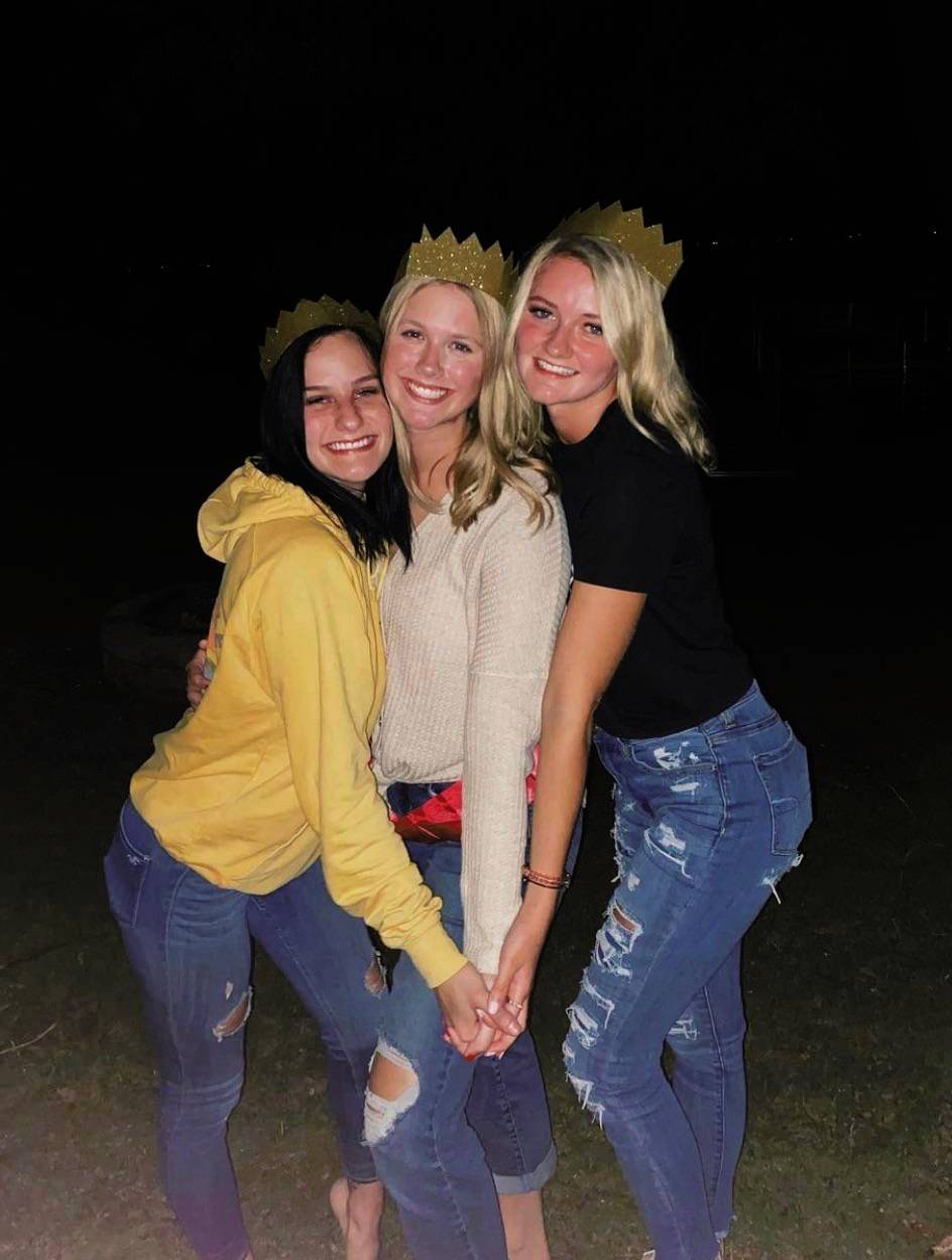 [3] two tall blondes and a tiny brunette | Scrolller