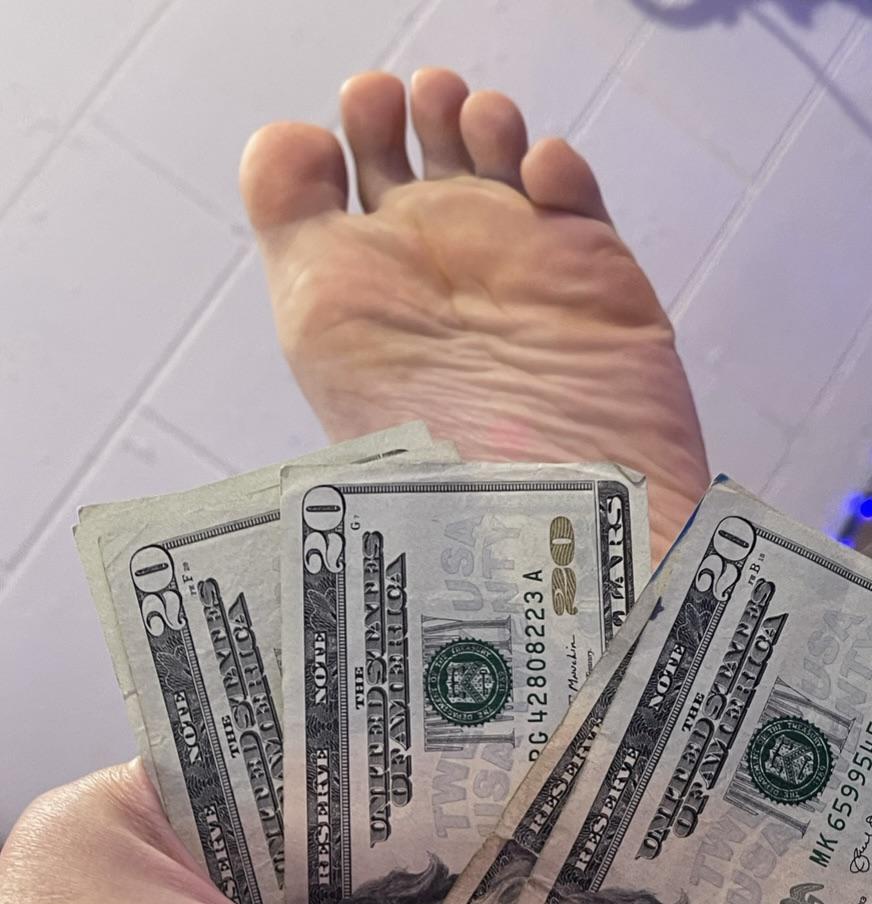 Money feet? | Scrolller