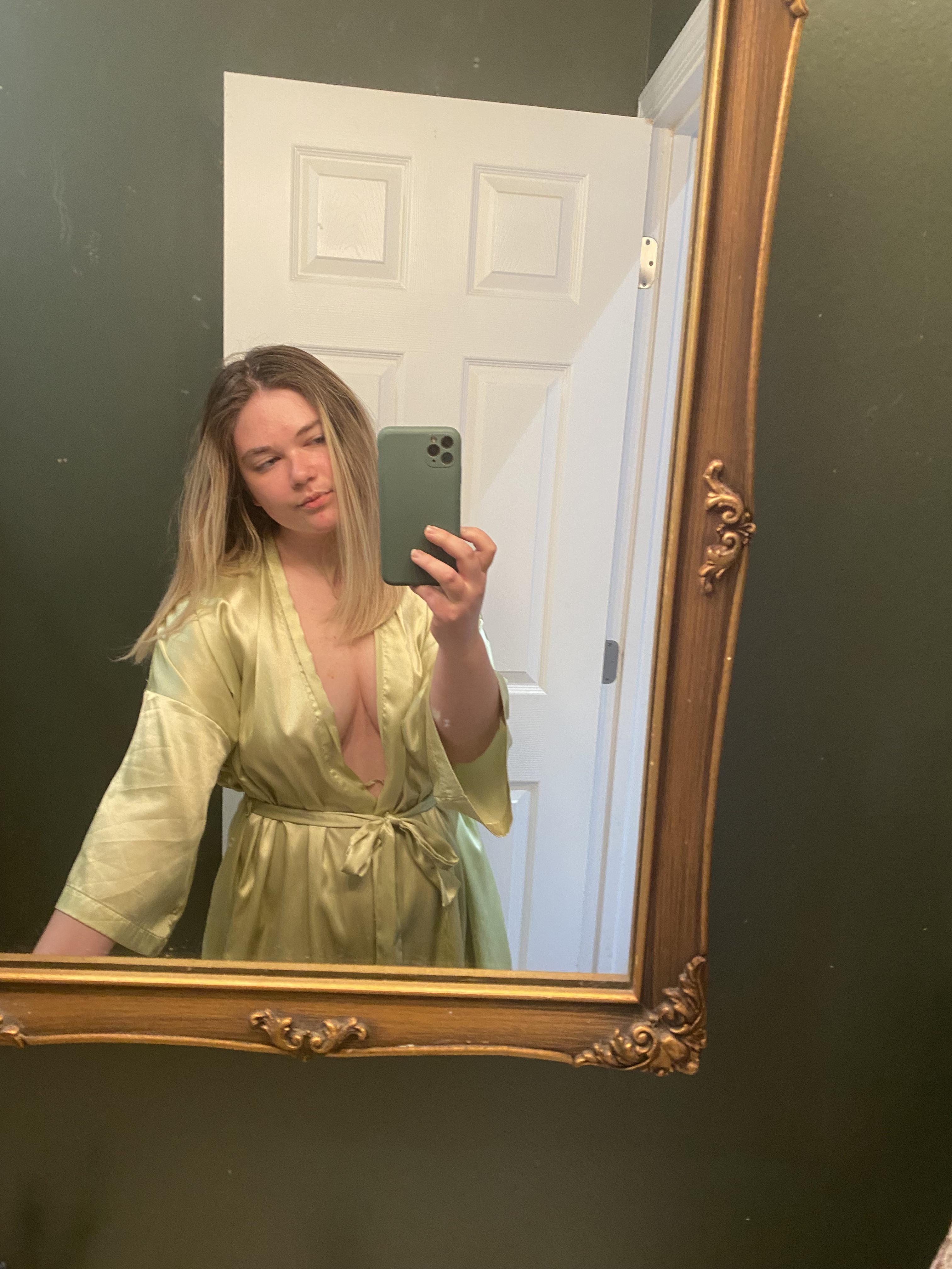 someone come grab me by the waist 😌💕 | Scrolller