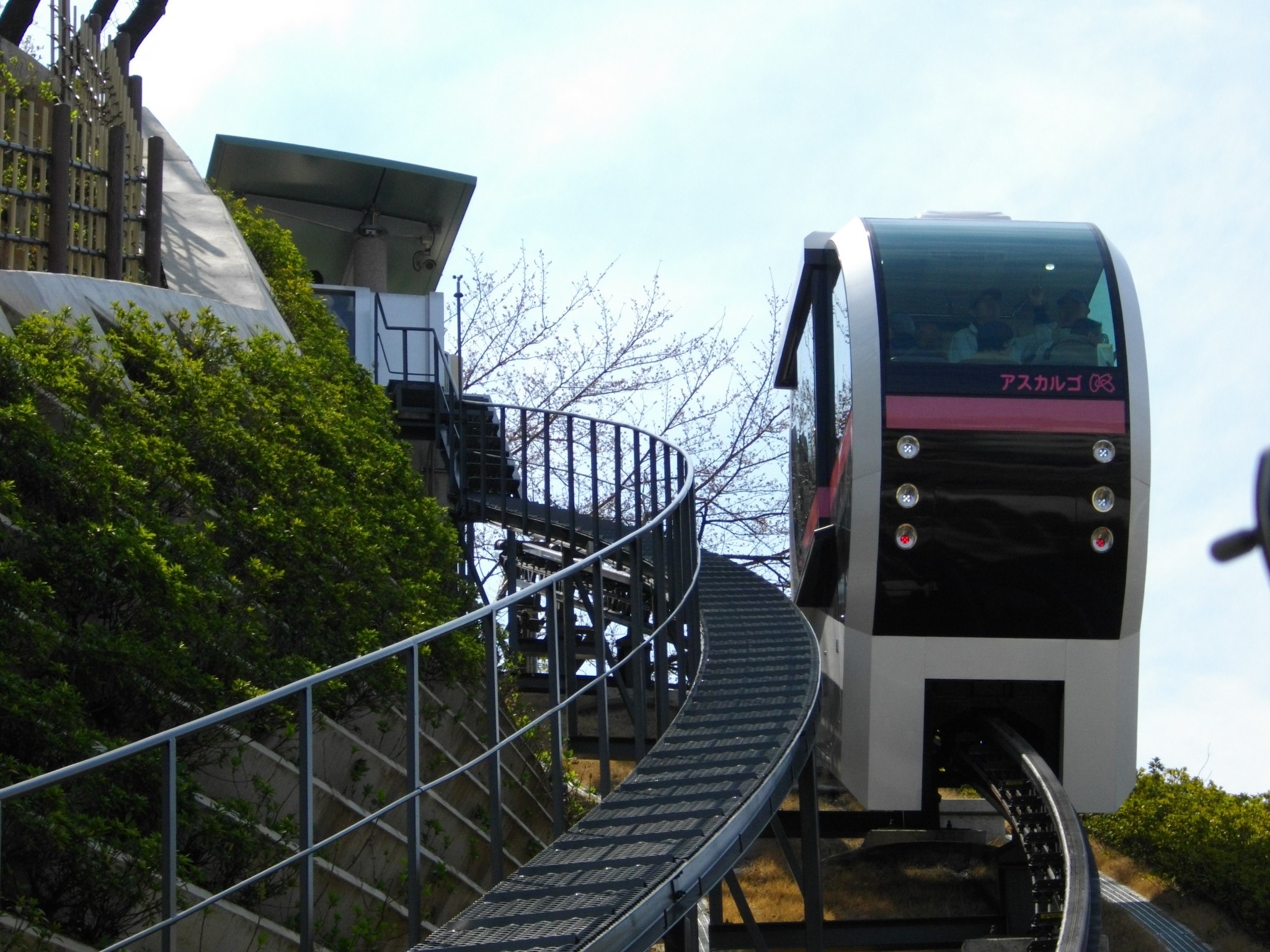 The "Ascargot" car ascending the Asukayama Park Monorail, March 2010 | Scrolller