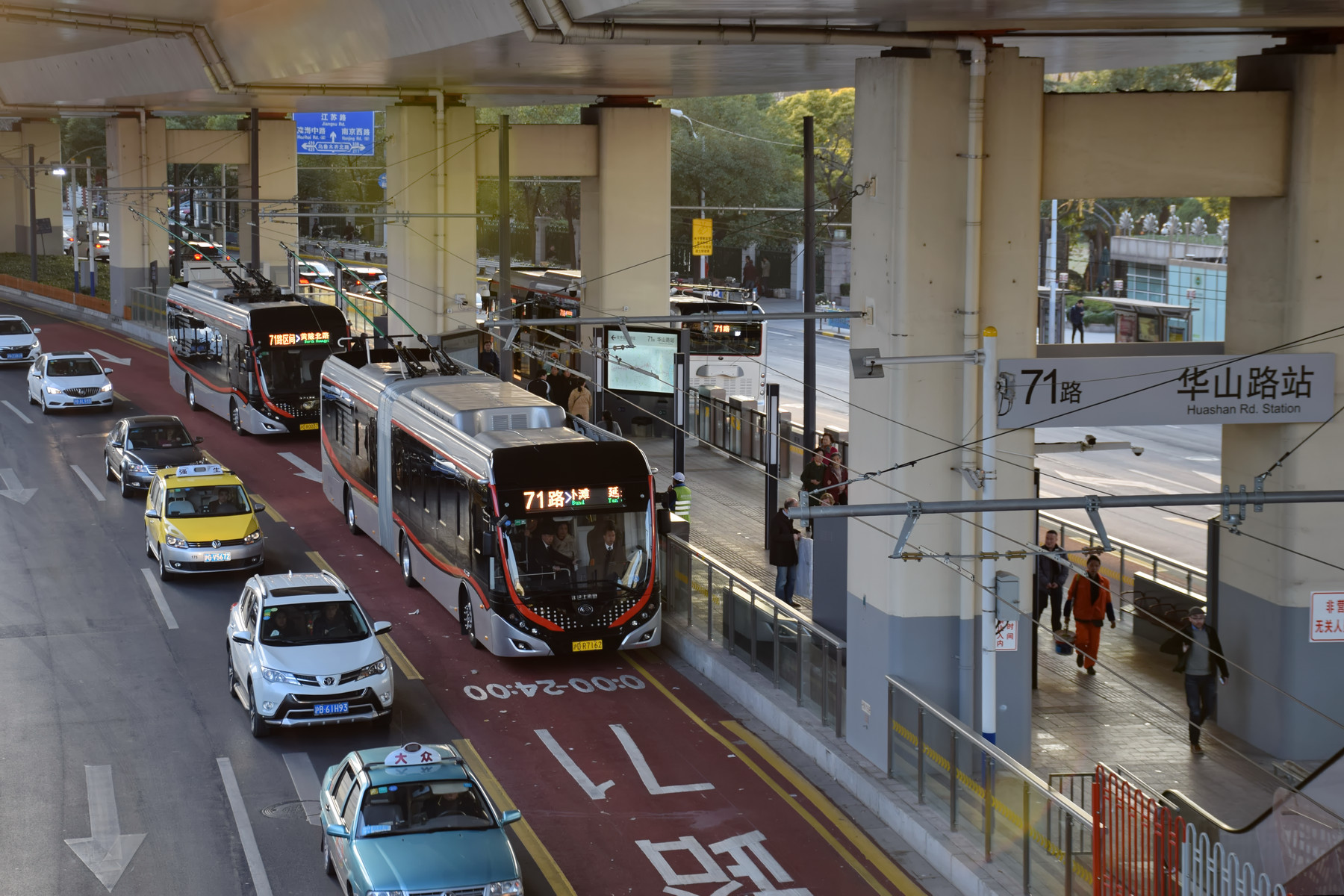 EBRT running under the Yan'an Elevated Road | Scrolller